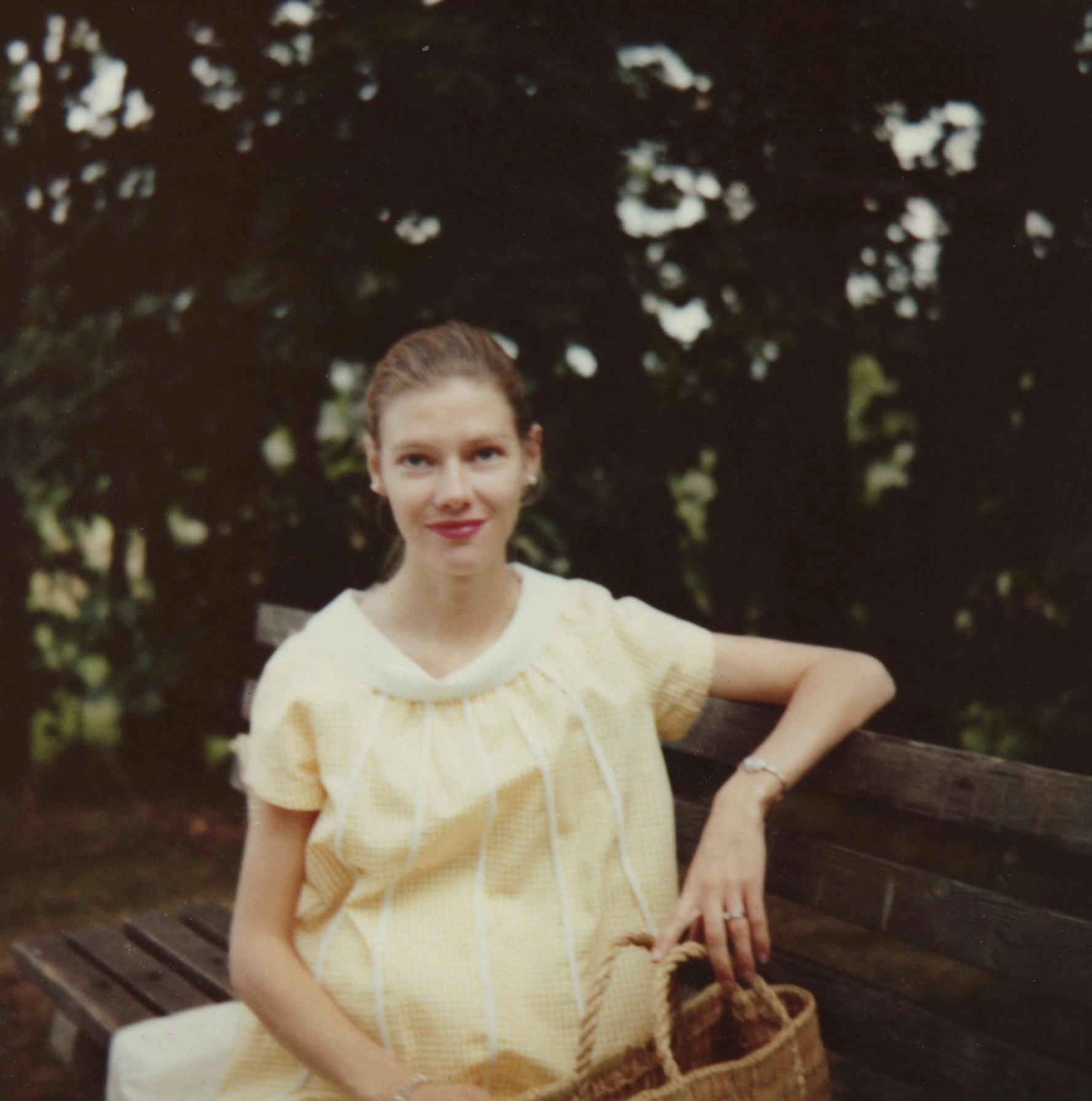 21 Vintage Maternity Photos That Prove We've Always Loved Documenting ...