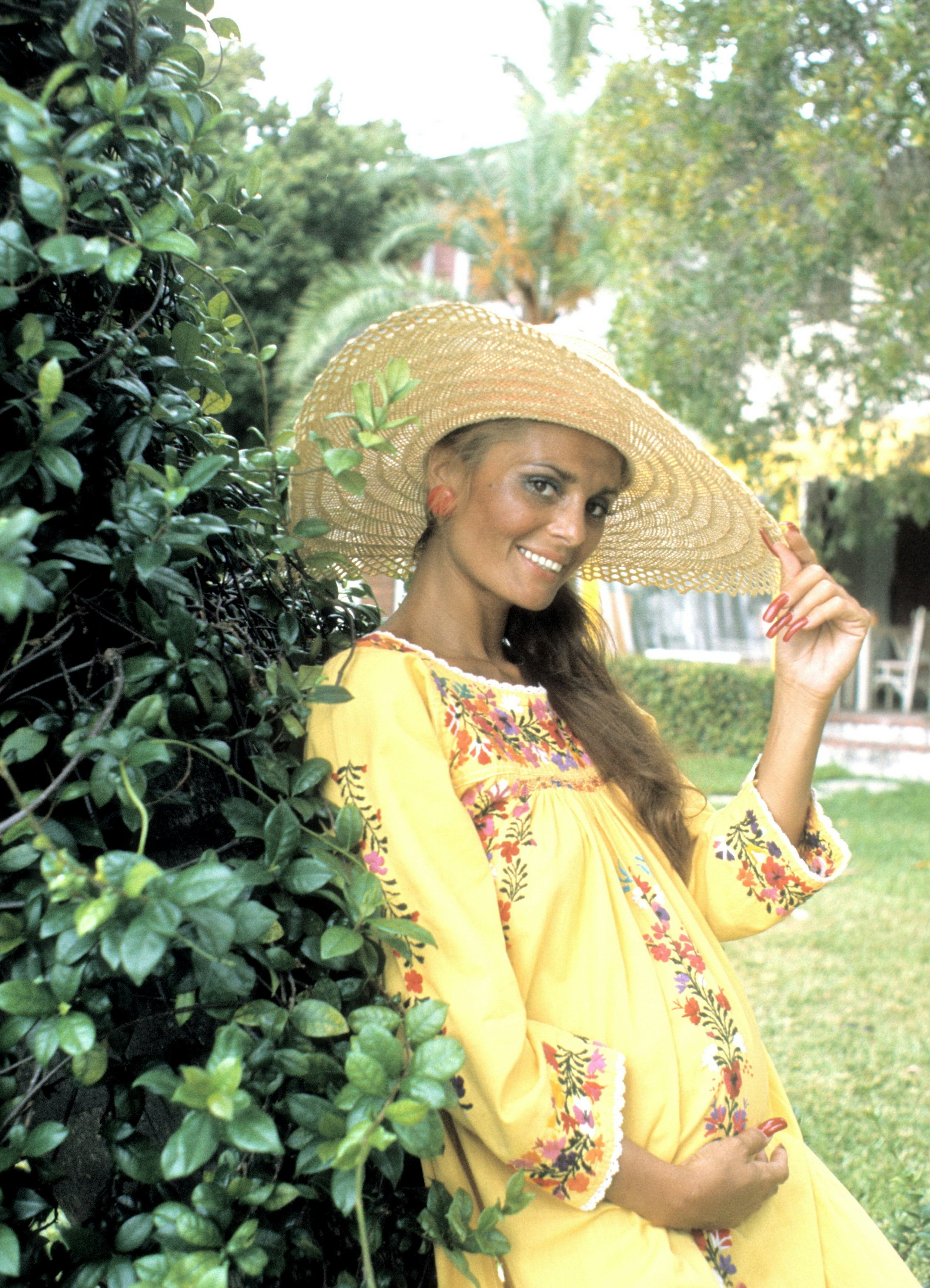 21 Vintage Maternity Photos That Prove We've Always Loved Documenting ...