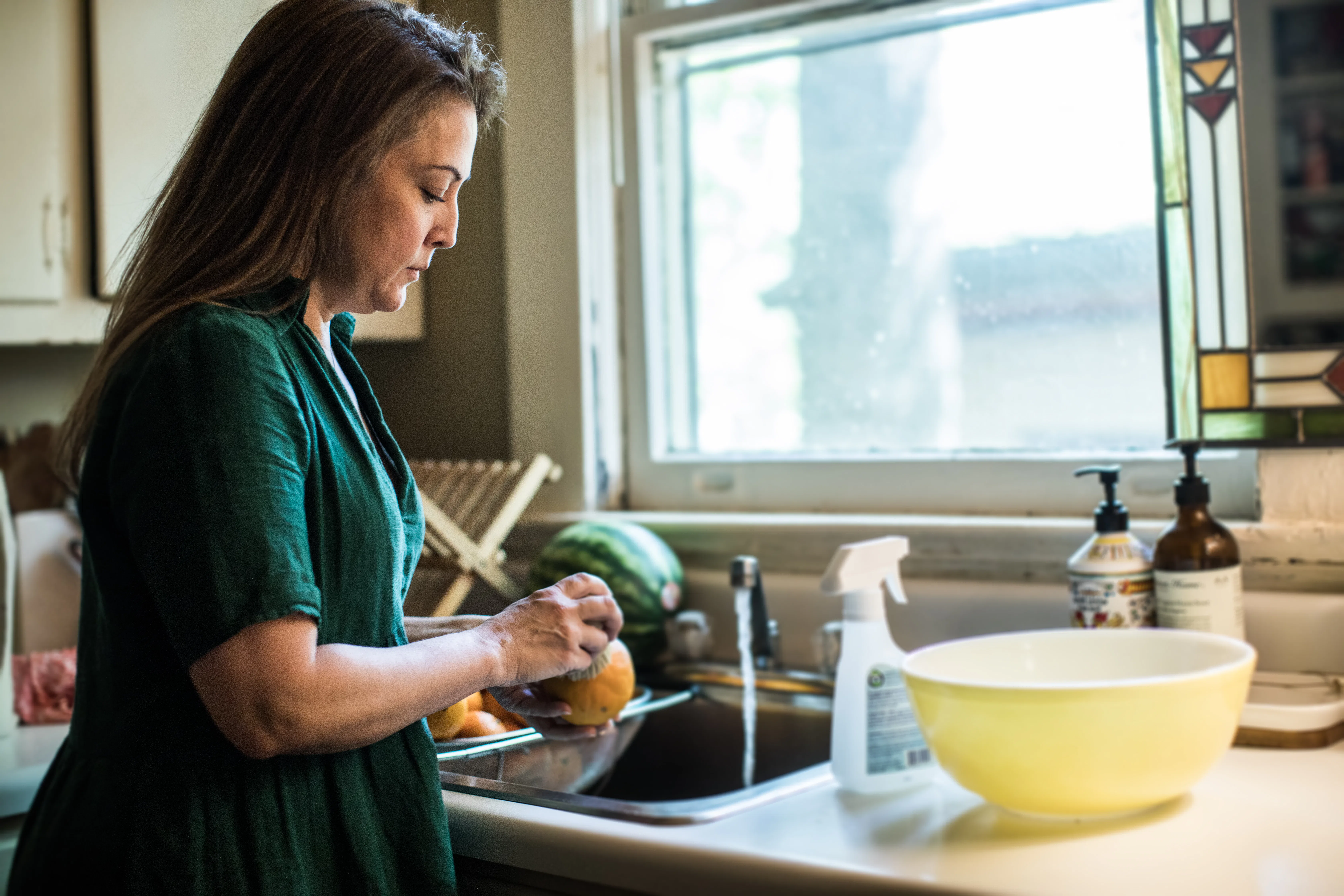 Rage Cleaning Is Absolutely Real & A Healthy Way To Cope, Experts Say