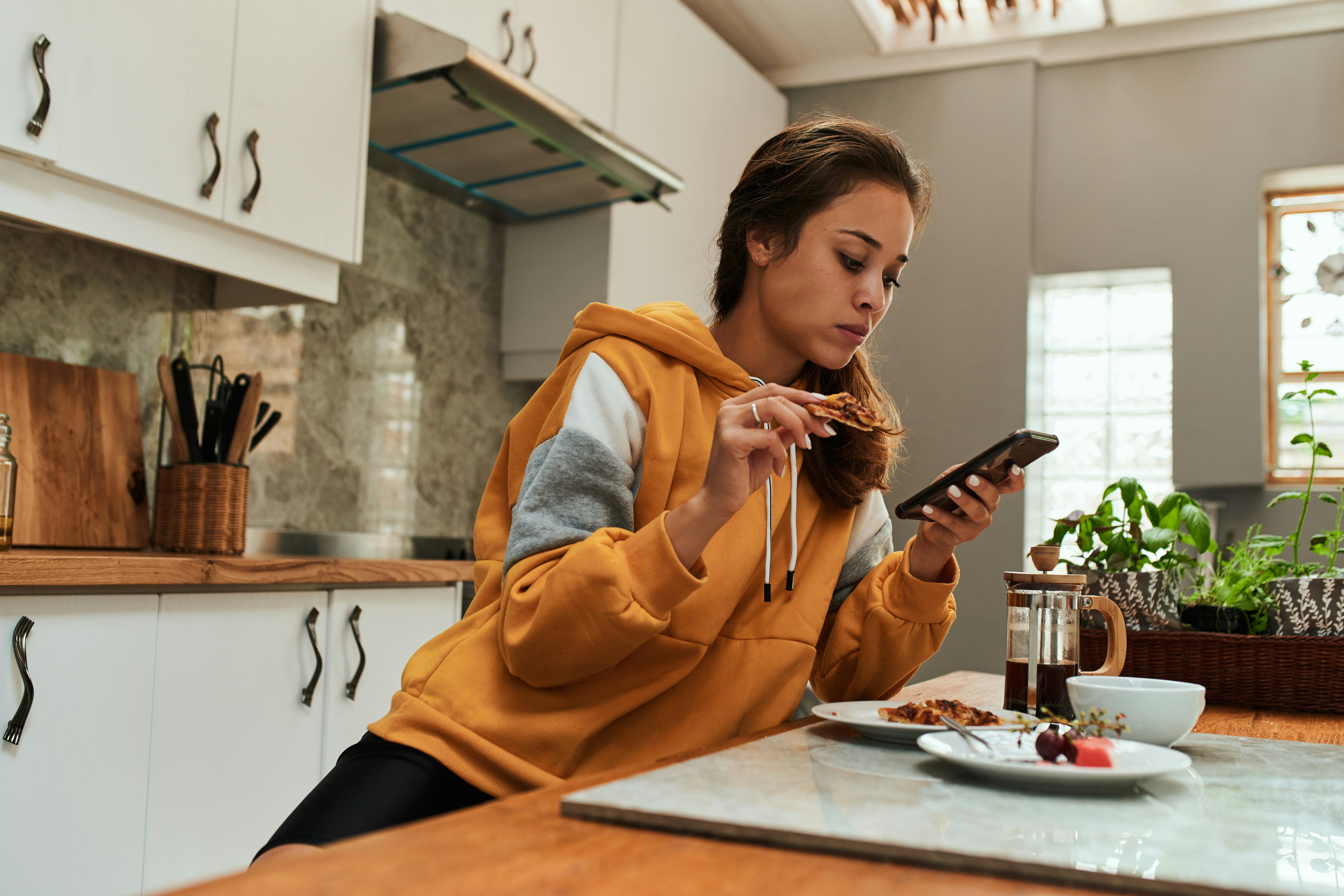 6 Tips To Adopt Mindful Eating Habits For A Healthy Relationship With Food