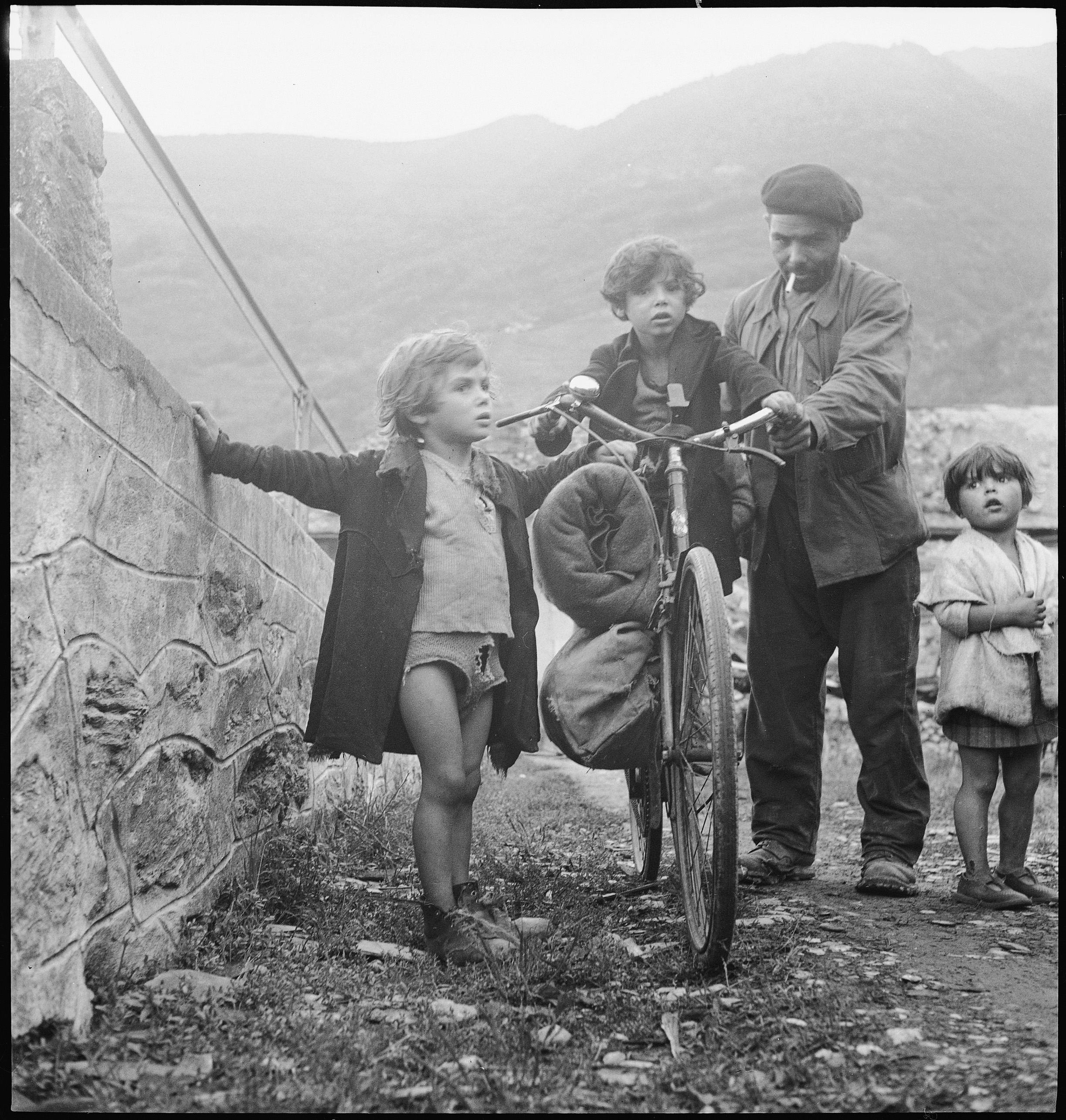 20 Vintage Photos Of Dads That Celebrate Fatherhood At Its Finest