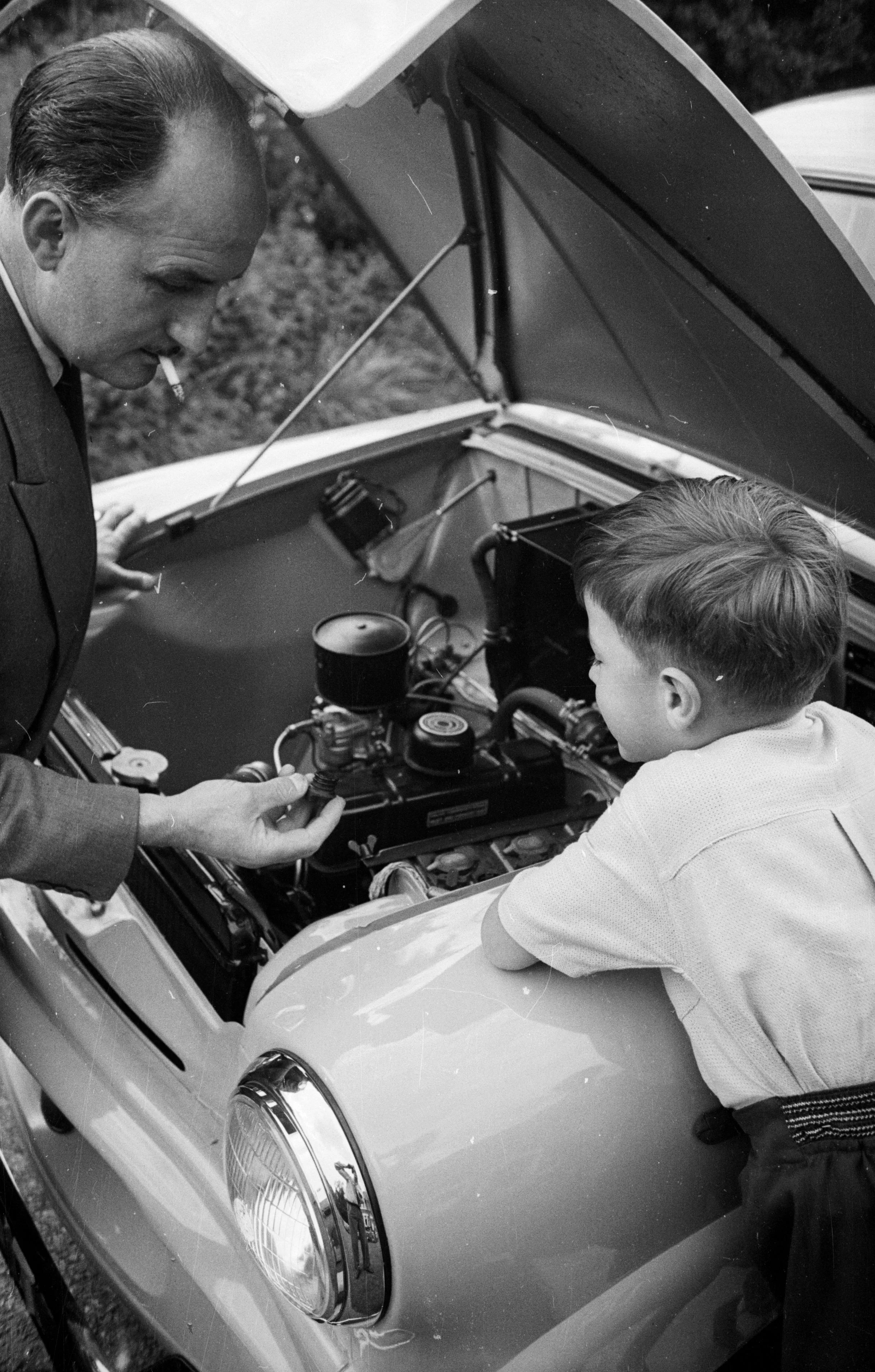 20 Vintage Photos Of Dads That Celebrate Fatherhood At Its Finest