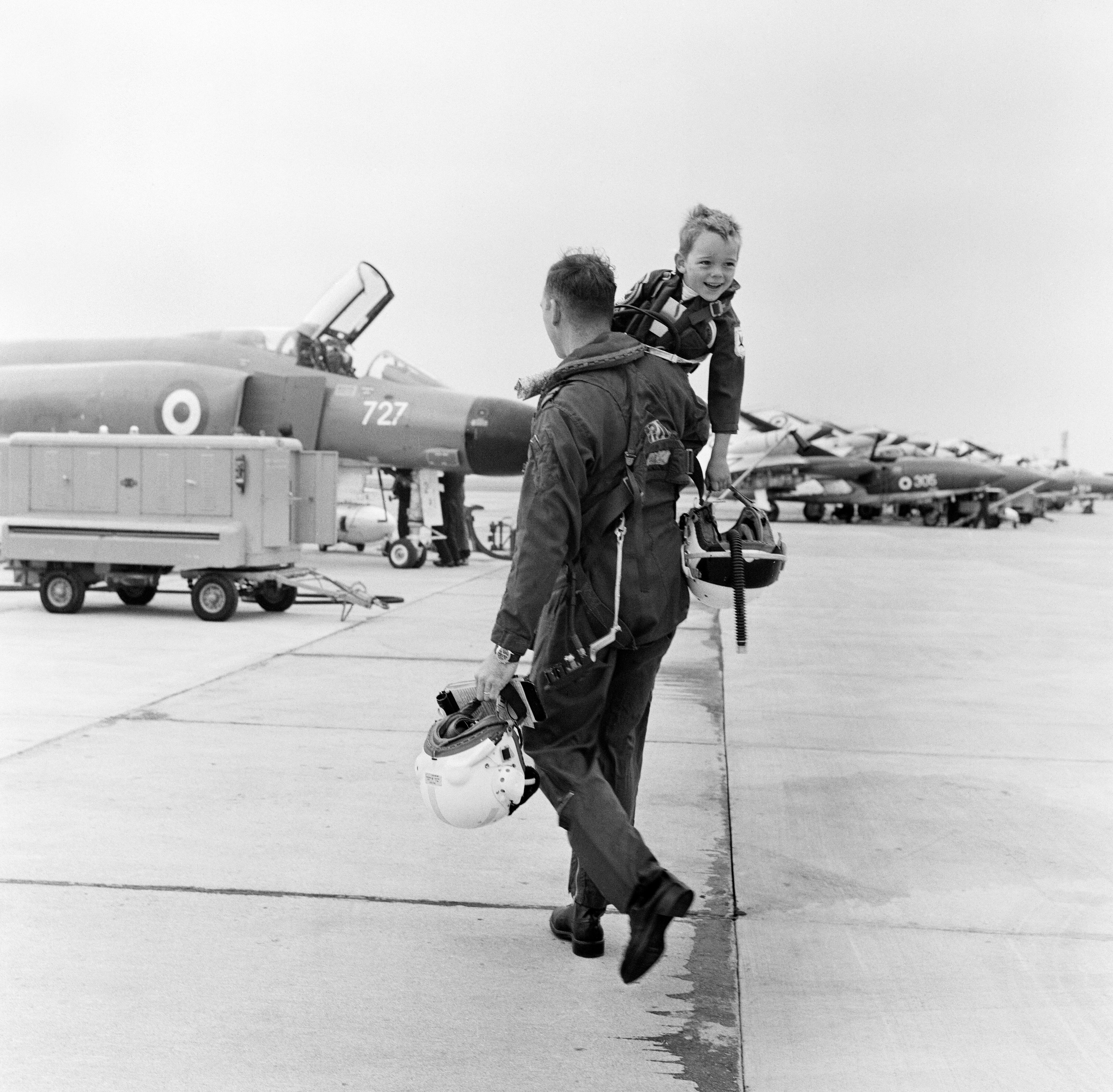 20 Vintage Photos Of Dads That Celebrate Fatherhood At Its Finest