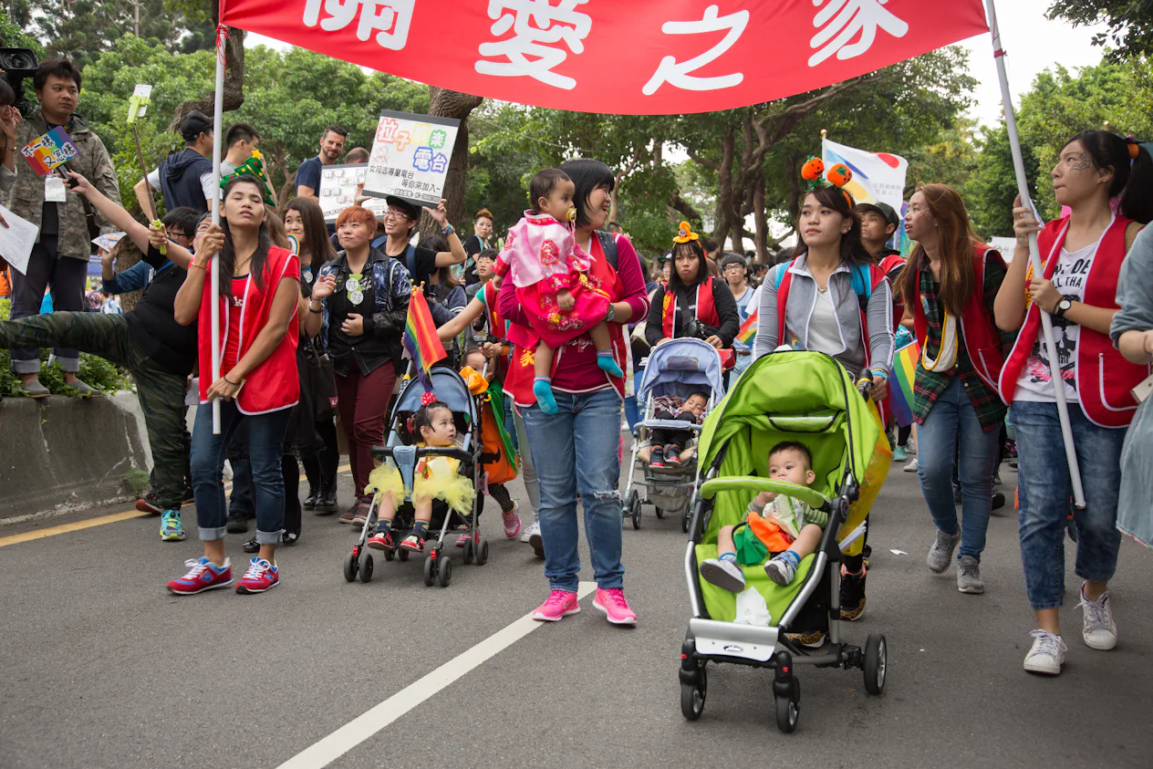 Beautiful Photos Of Parents & Kids Celebrating Pride Over The Years