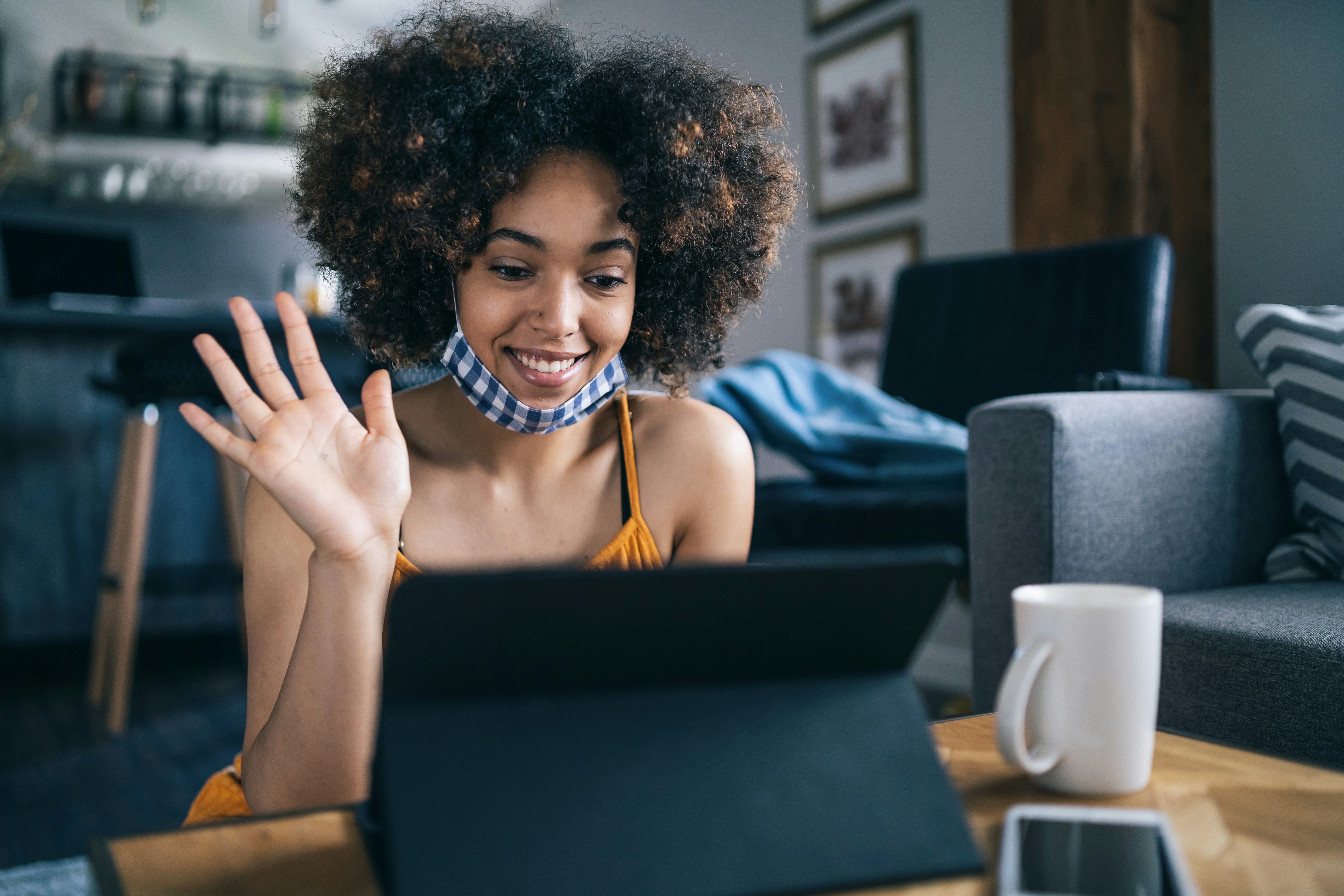 Here's How To Fall In Love Over FaceTime, According To Experts