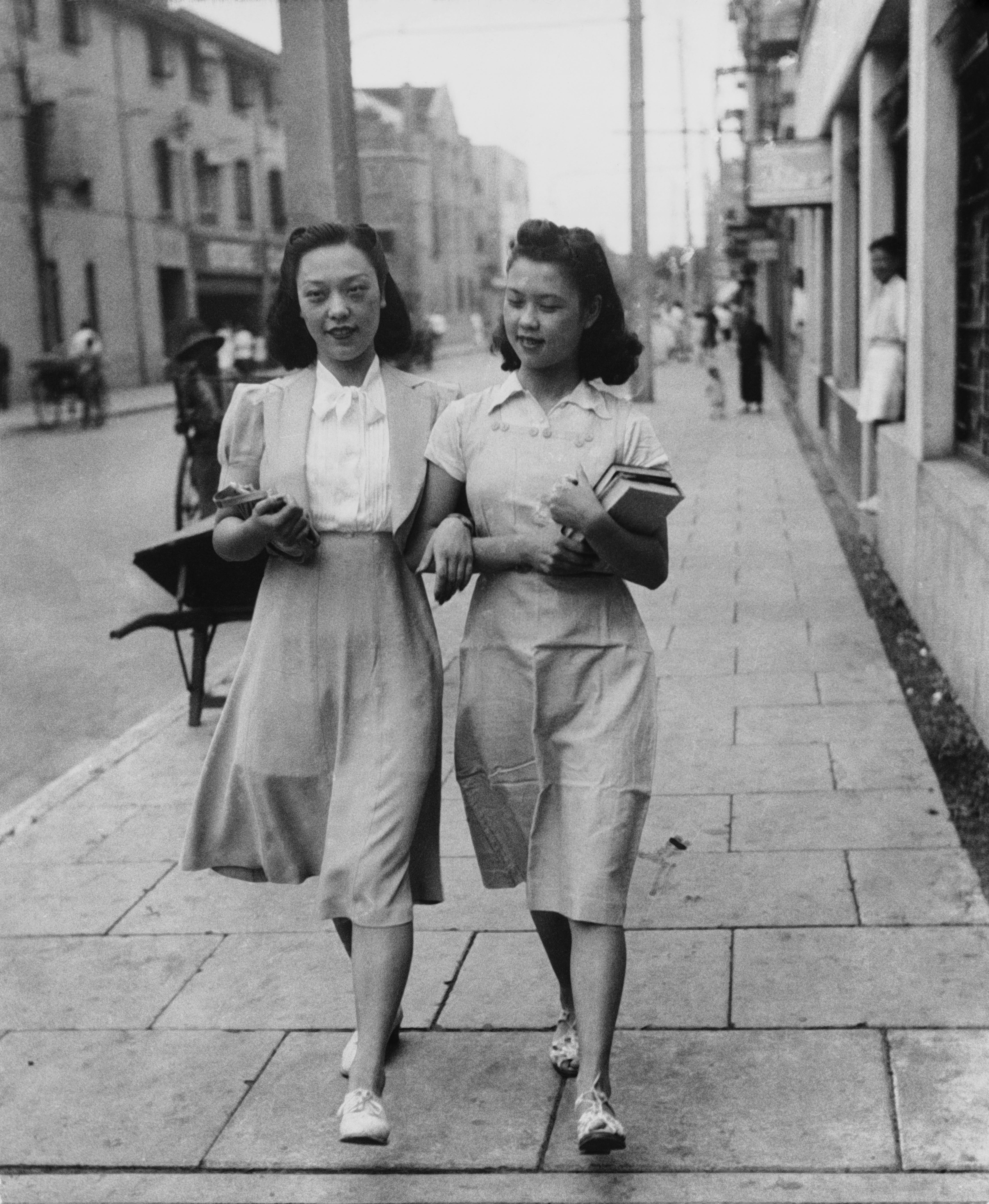 23 Vintage Photos Of Sisters That Prove Sisterly Bonds Last Forever