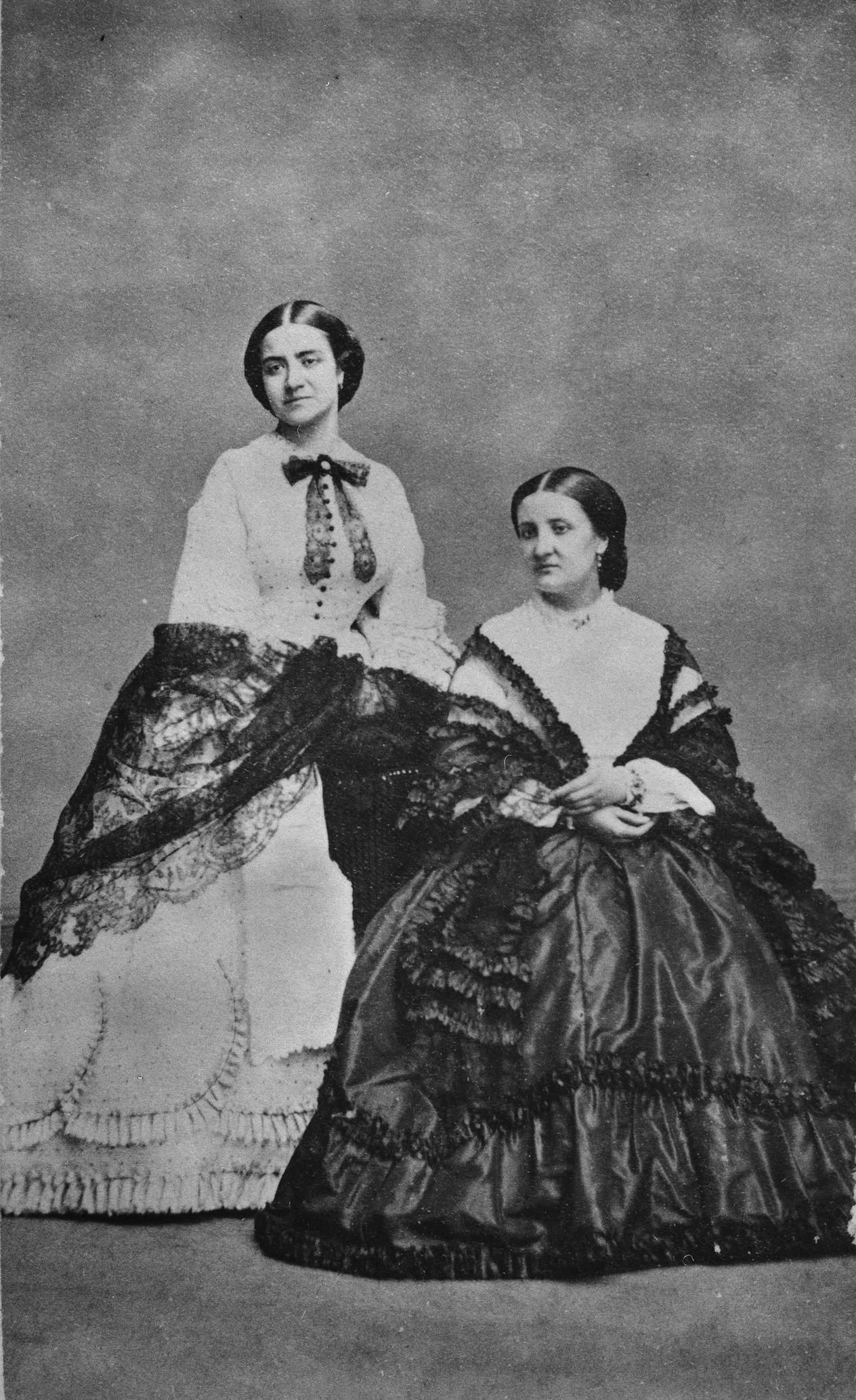 23 Vintage Photos Of Sisters That Prove Sisterly Bonds Last Forever