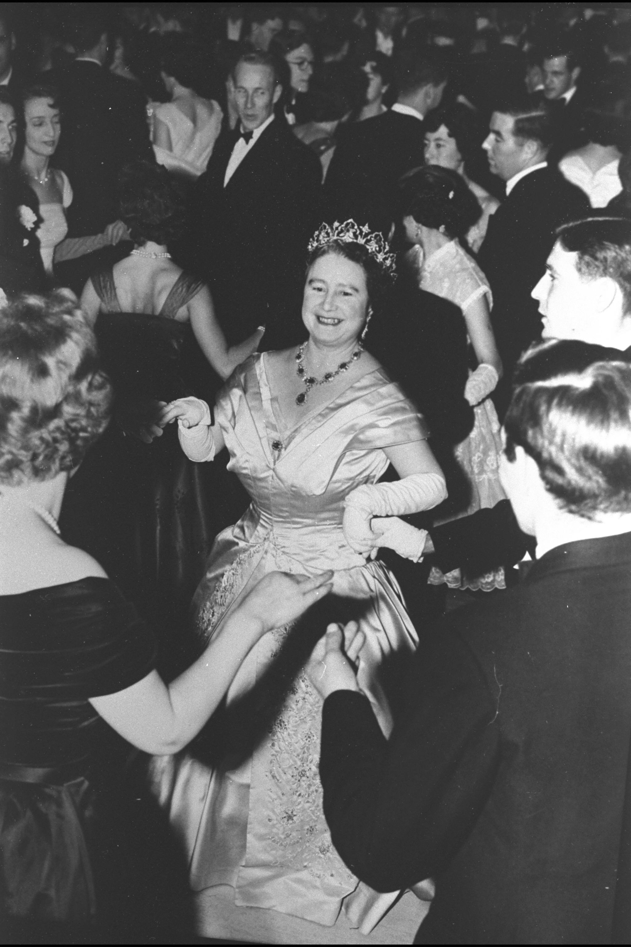 20 Photos Of Royals Dancing & Having An Absolute Ball