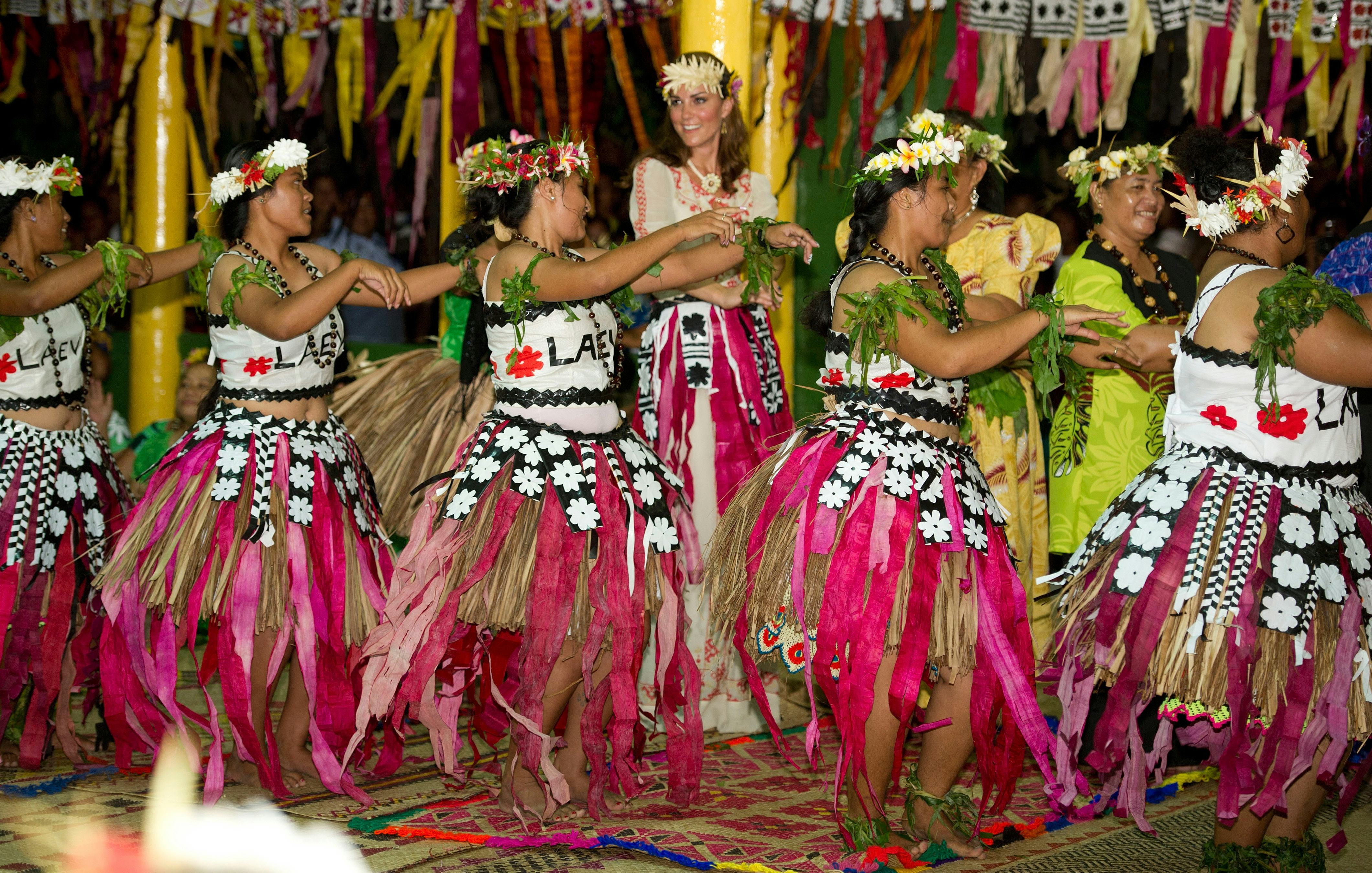 20 Photos Of Royals Dancing & Having An Absolute Ball