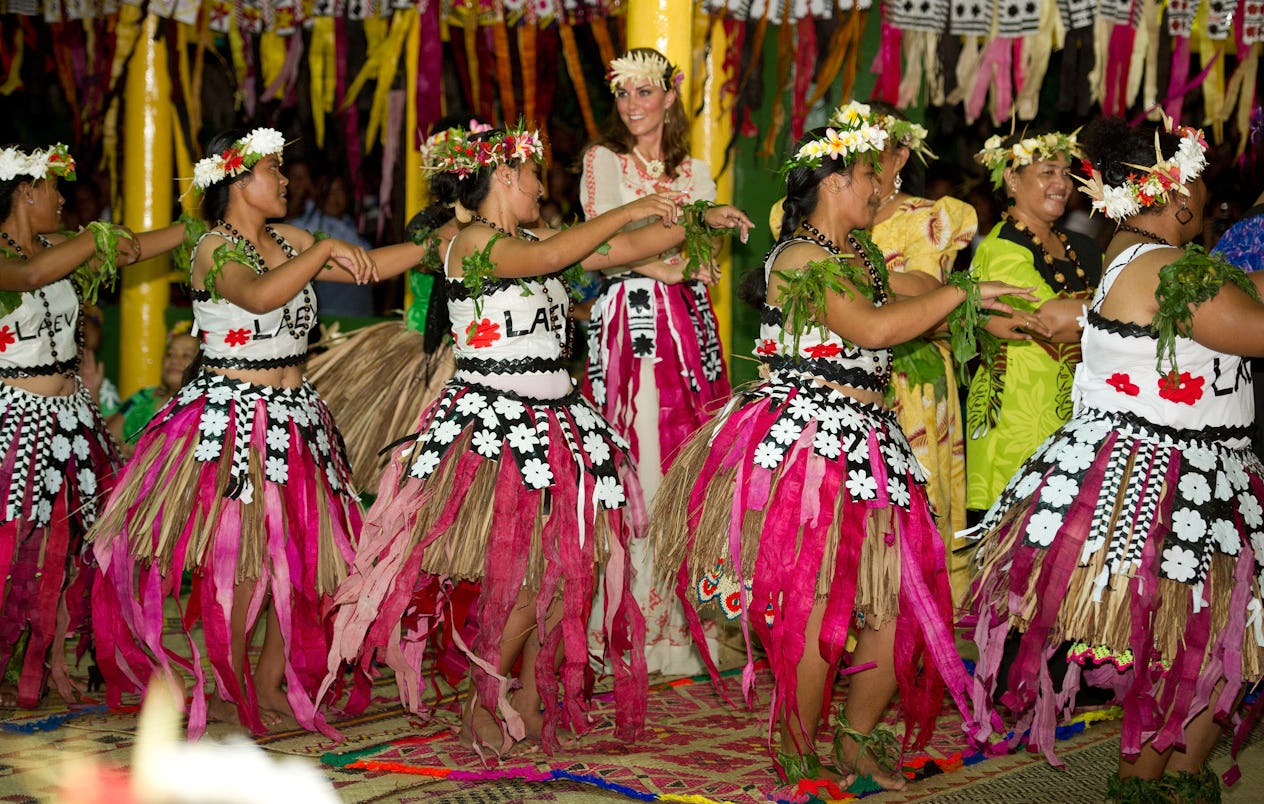 20 Photos Of Royals Dancing & Having An Absolute Ball
