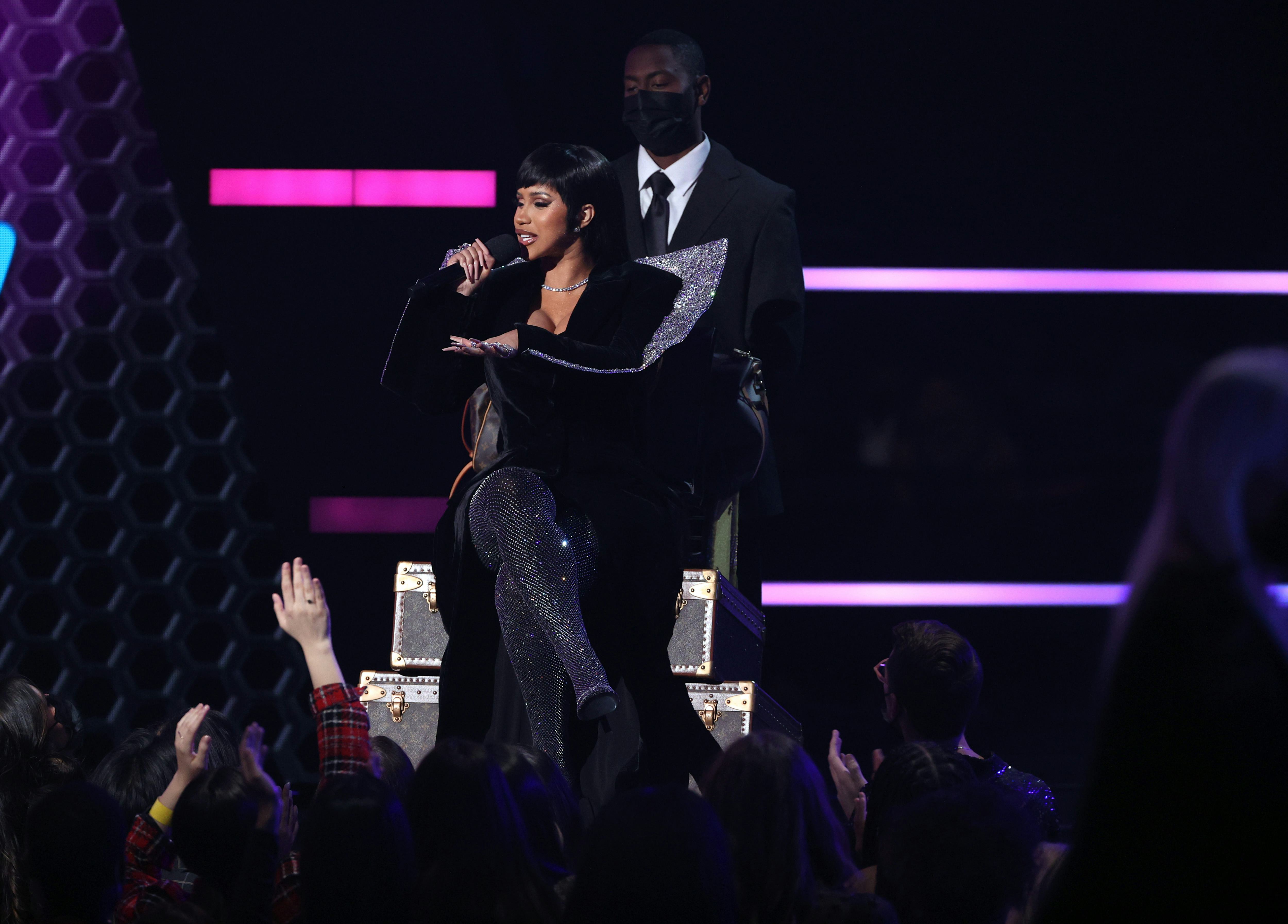 10 AMAs 2021 Beauty Moments That Stunned