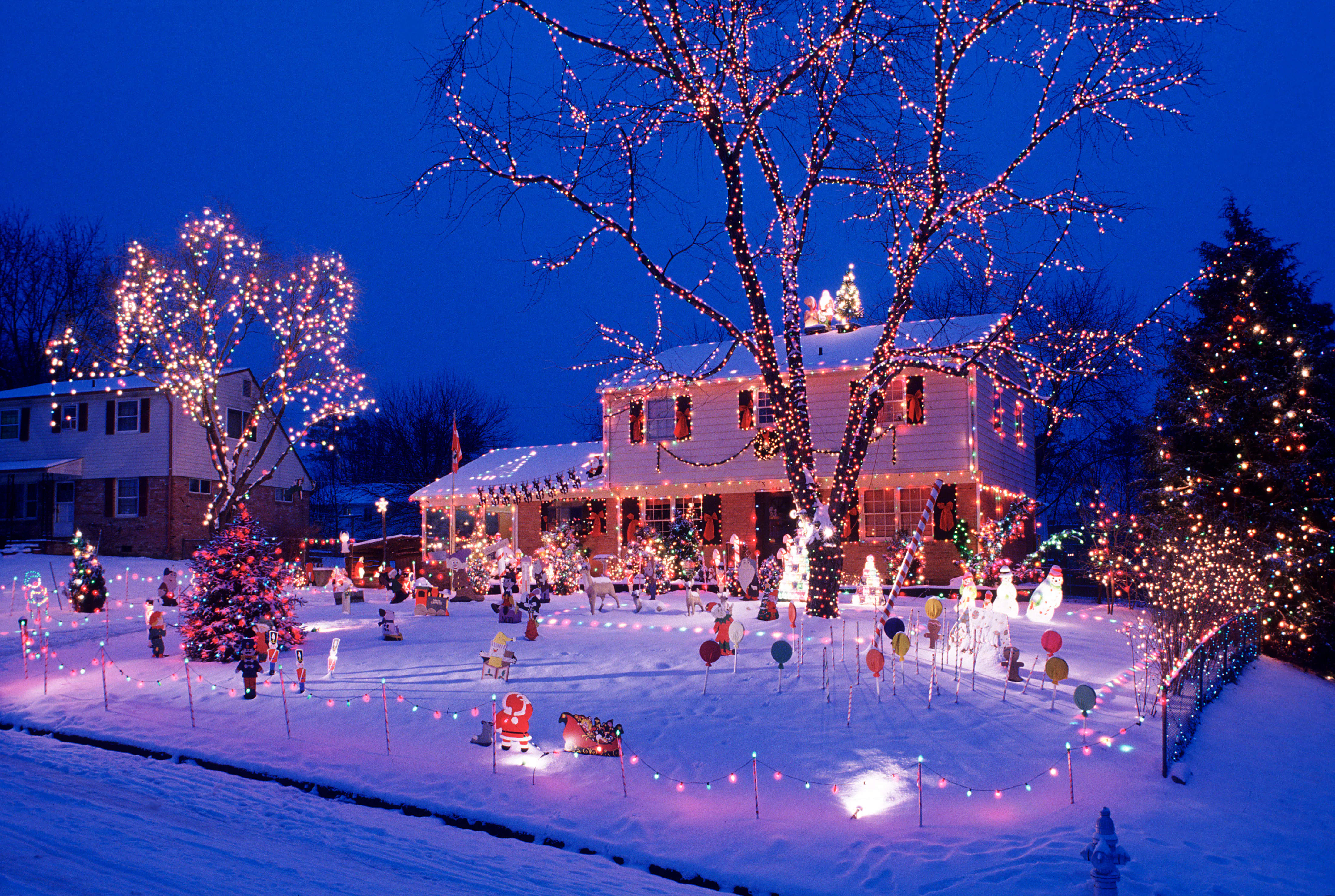 12 Homes With Epic Christmas Lights Displays