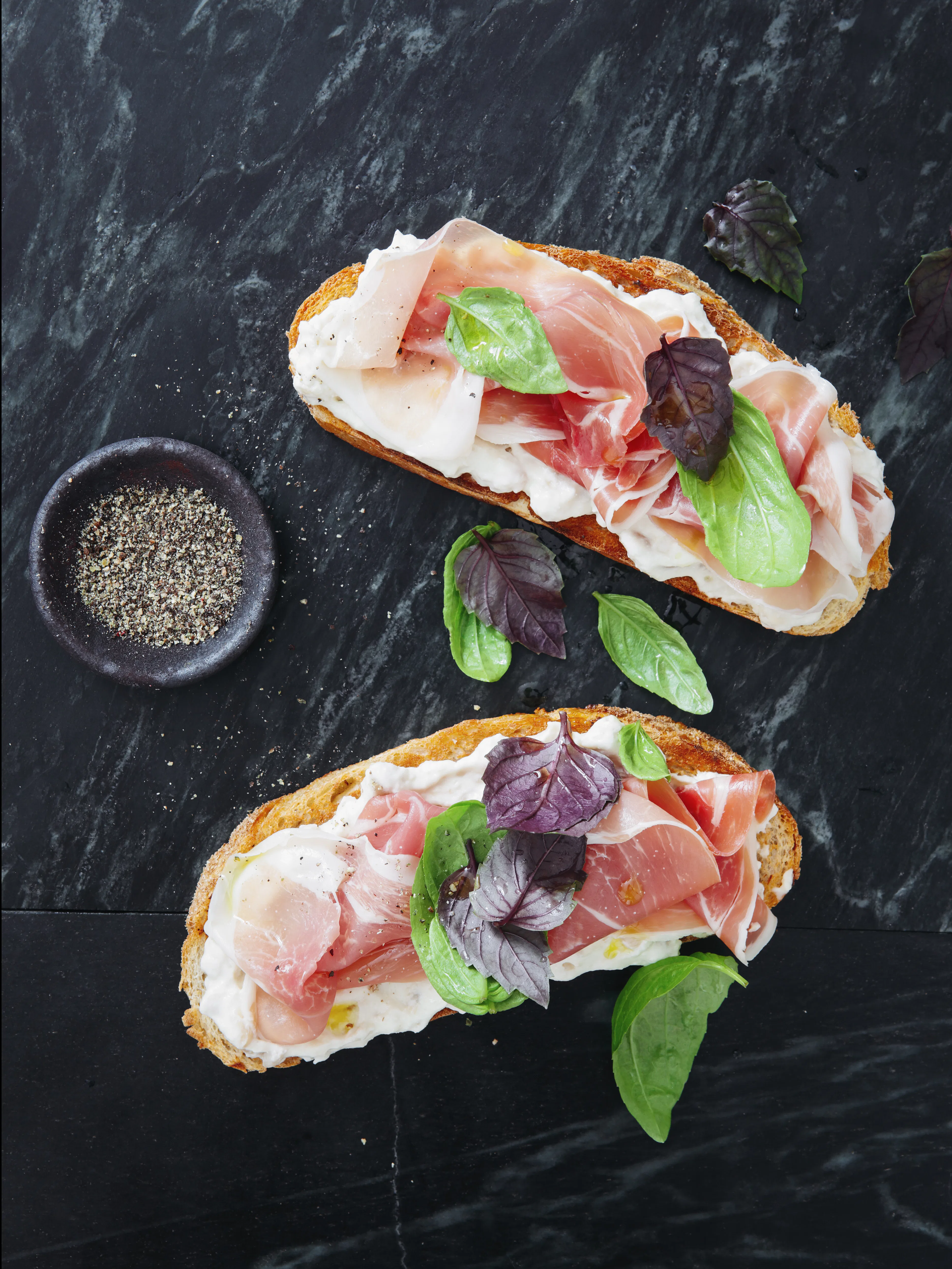 10 Appetizers To Pair With Champagne For Your NYE Soirée