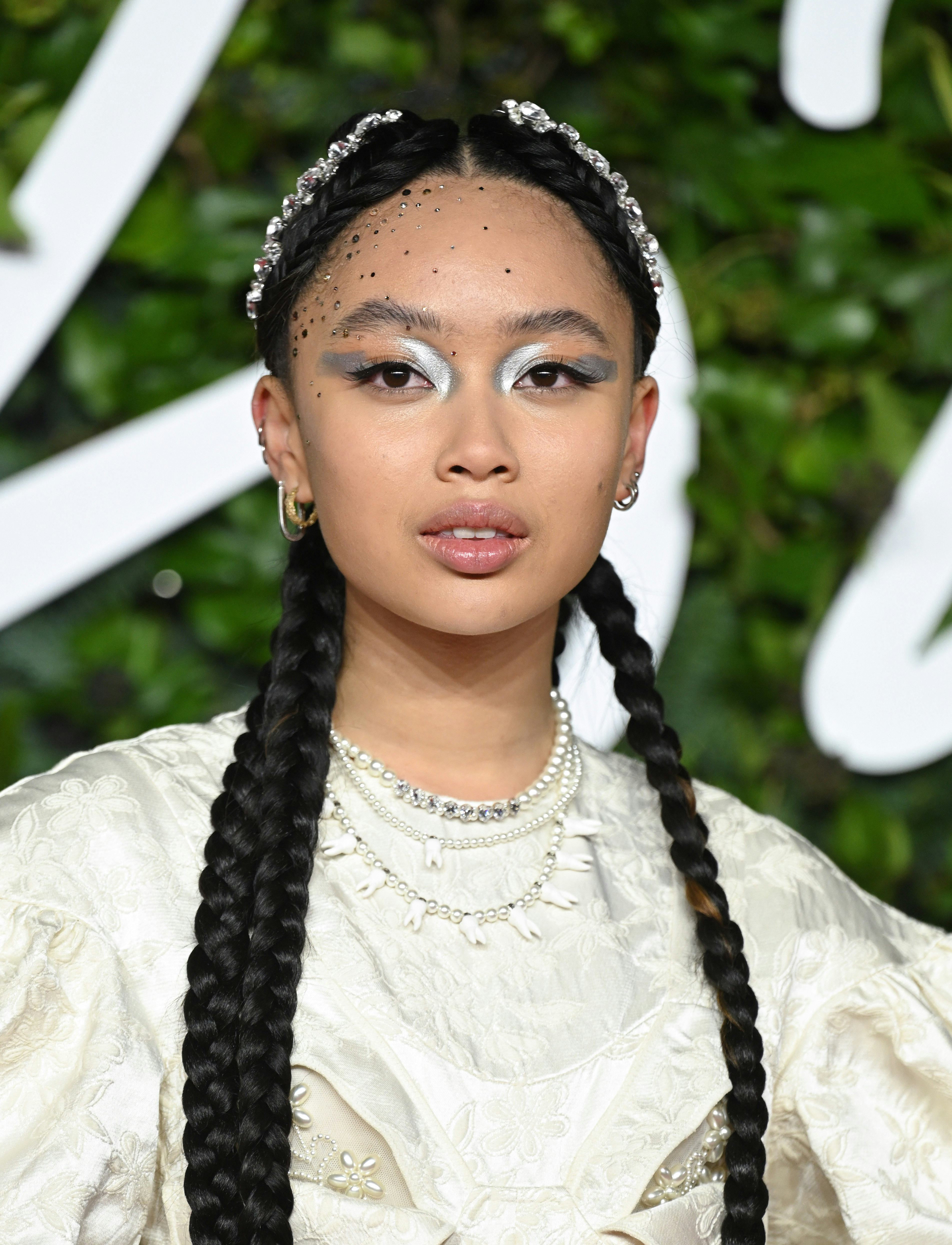 Face Jewel Makeup Ideas To Inspire Your Next Party Look