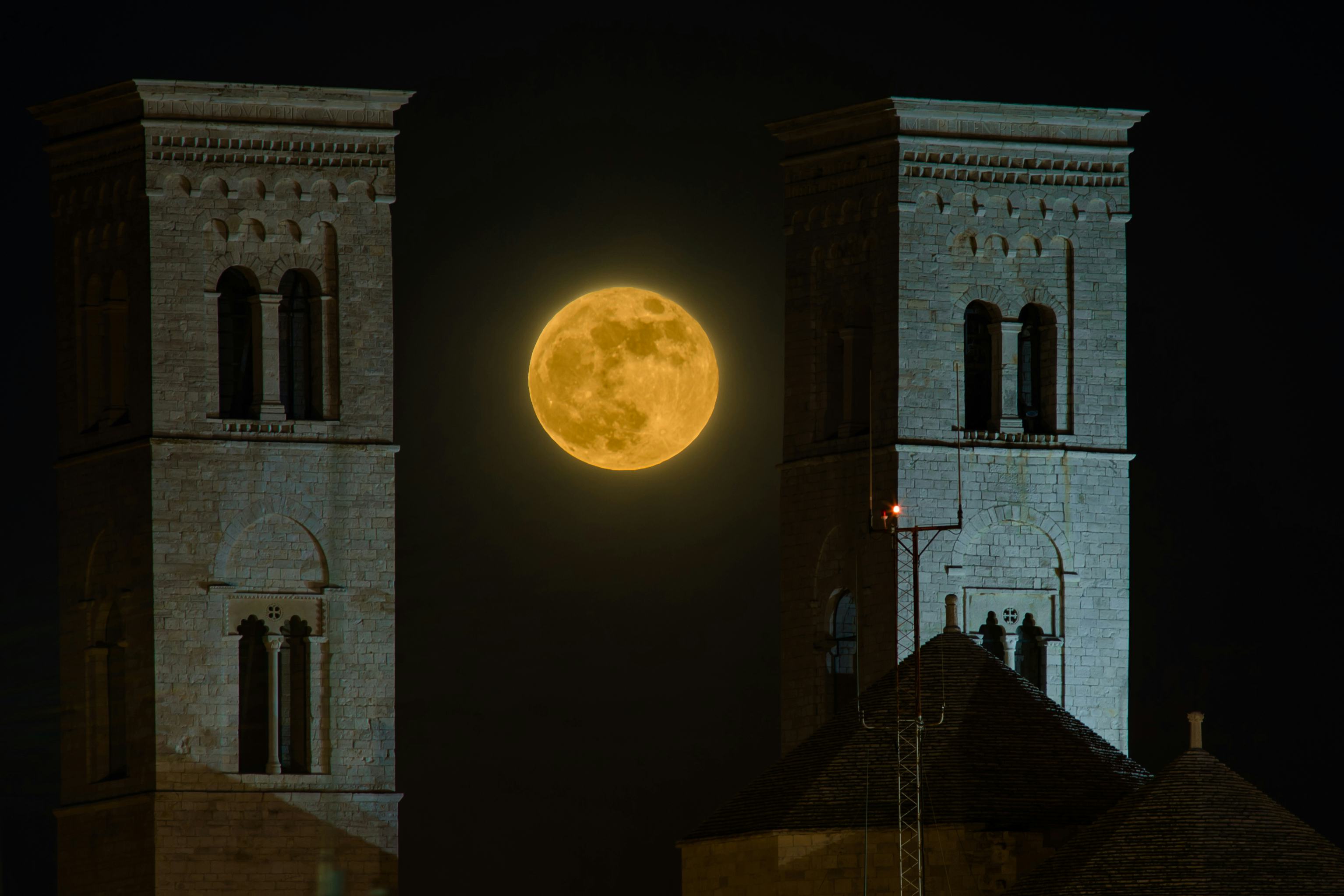 Supermoon calendar 2021 and 2022: Dates, times, and how to see one