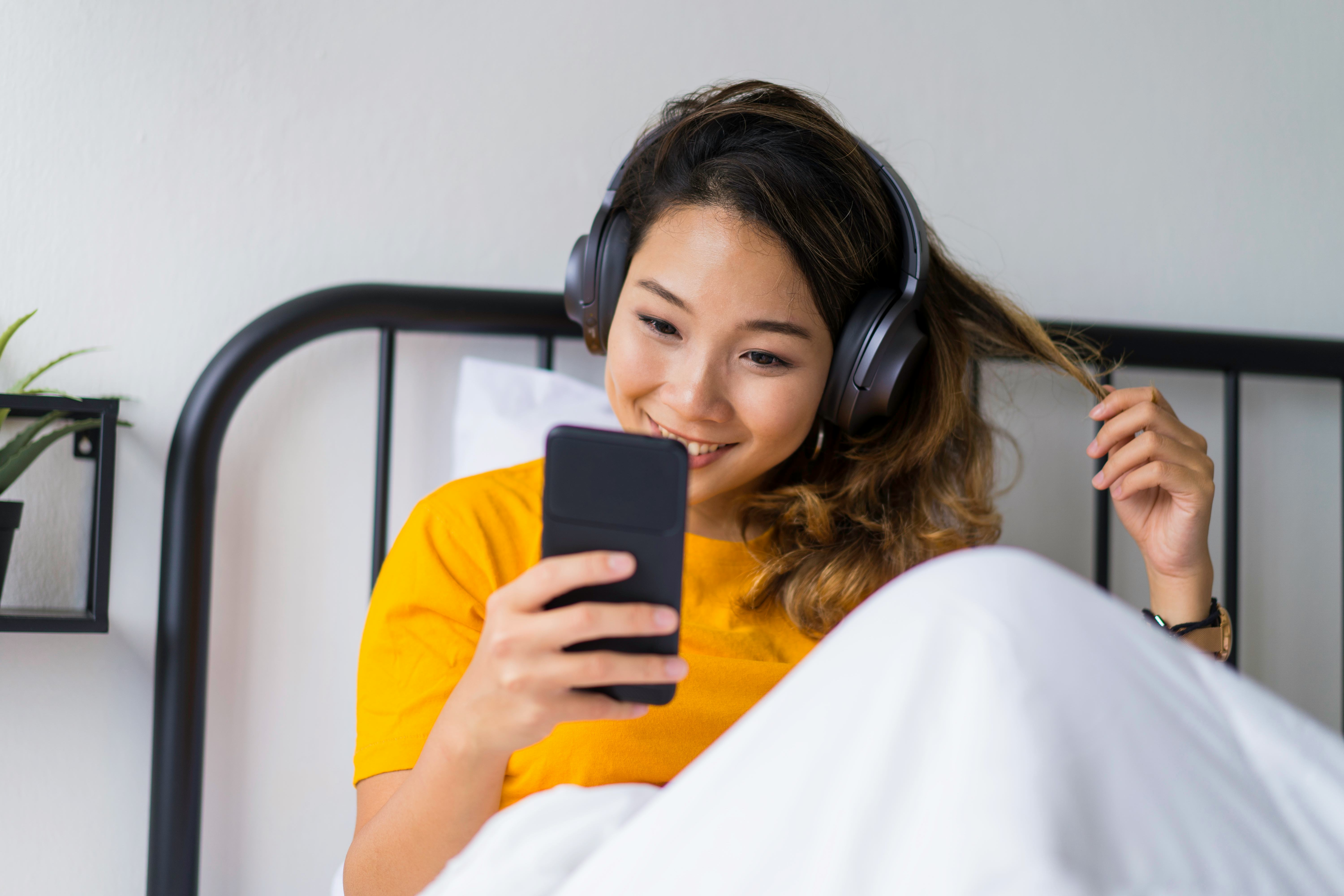 How To Ask Someone To Hang Out Through Text: 20 Suggestions