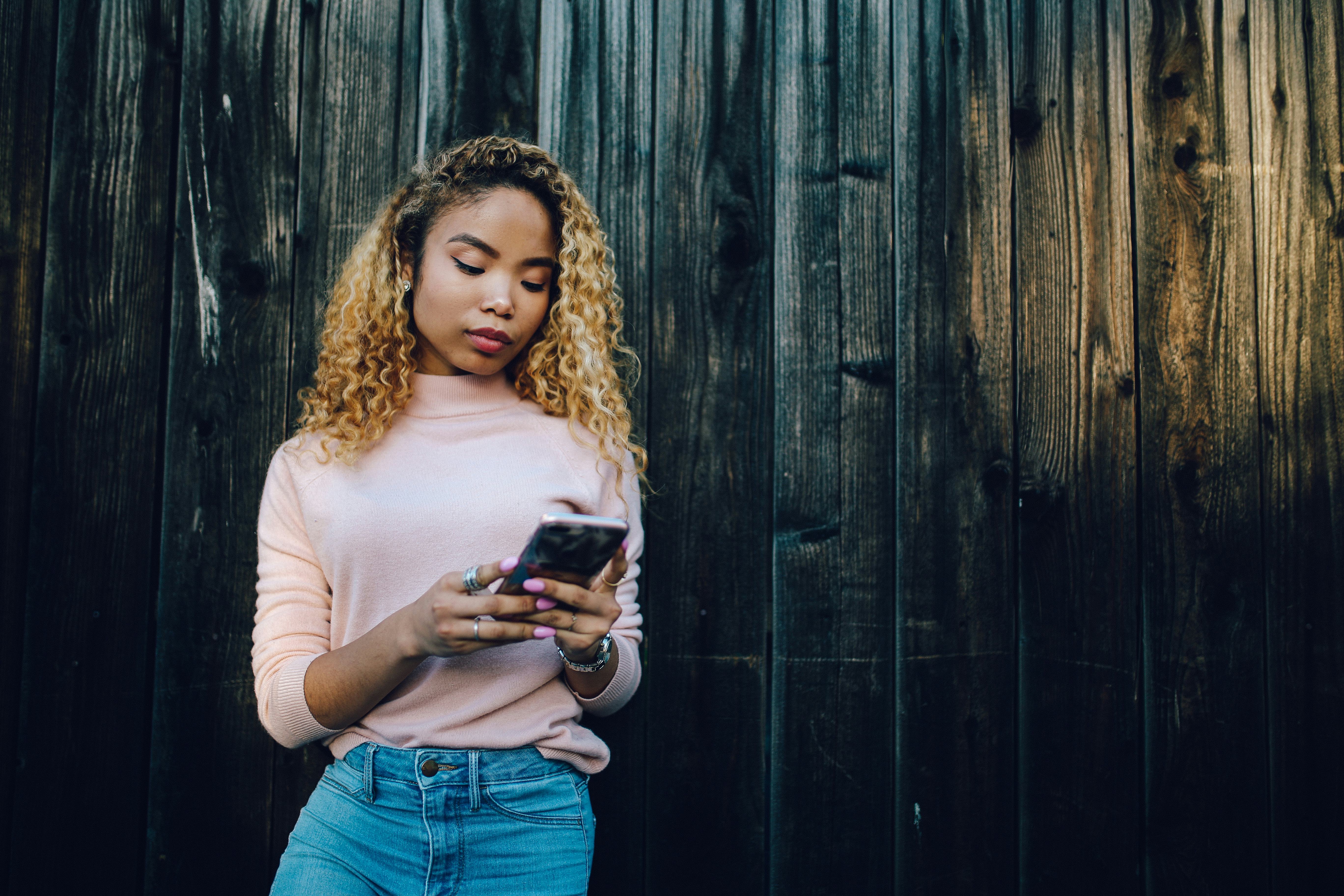 "My Husband Ignores My Calls & Texts" — Here's How To Deal