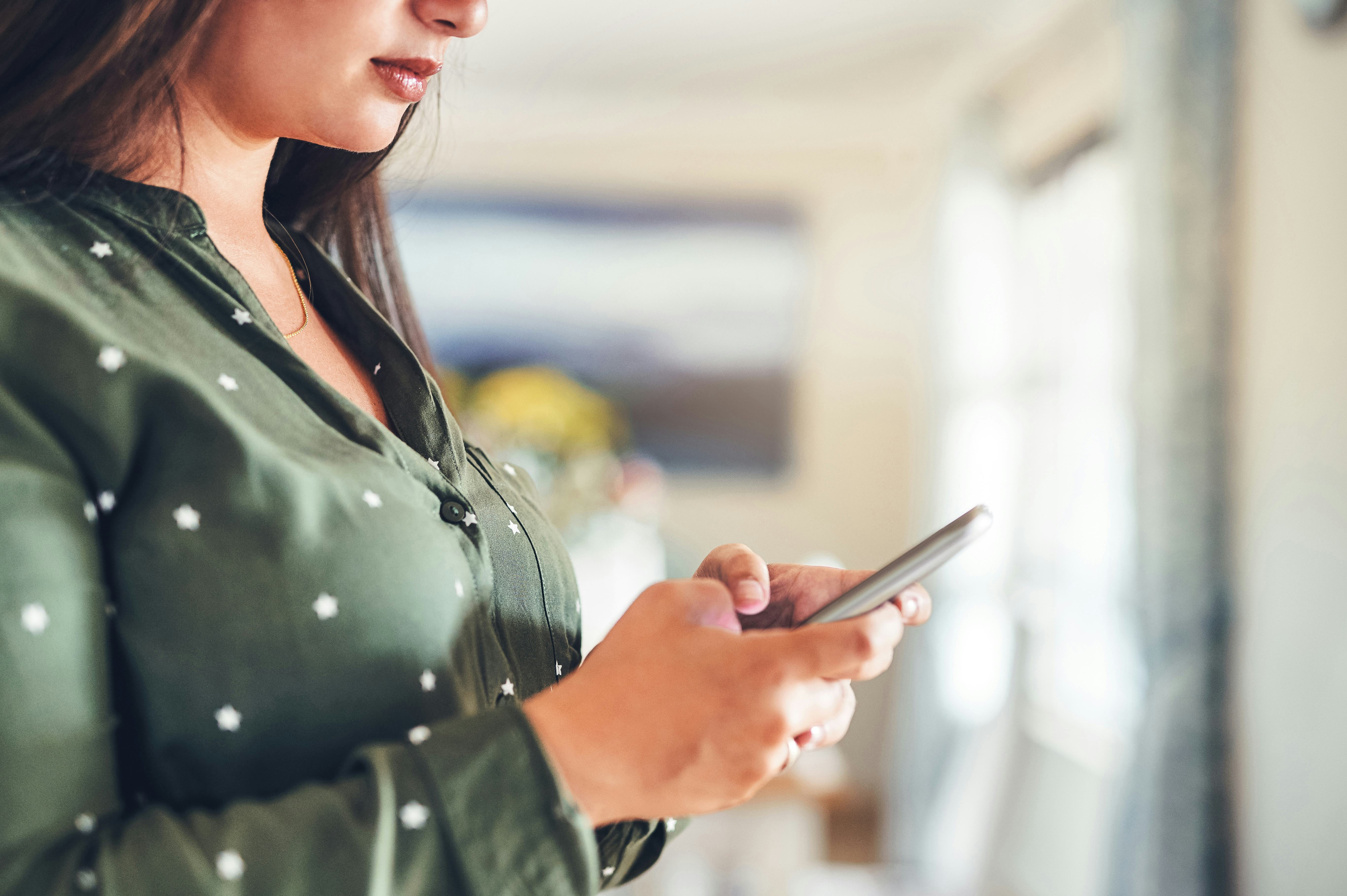 Here’s What Her Texts Really Mean, According To A Dating Expert