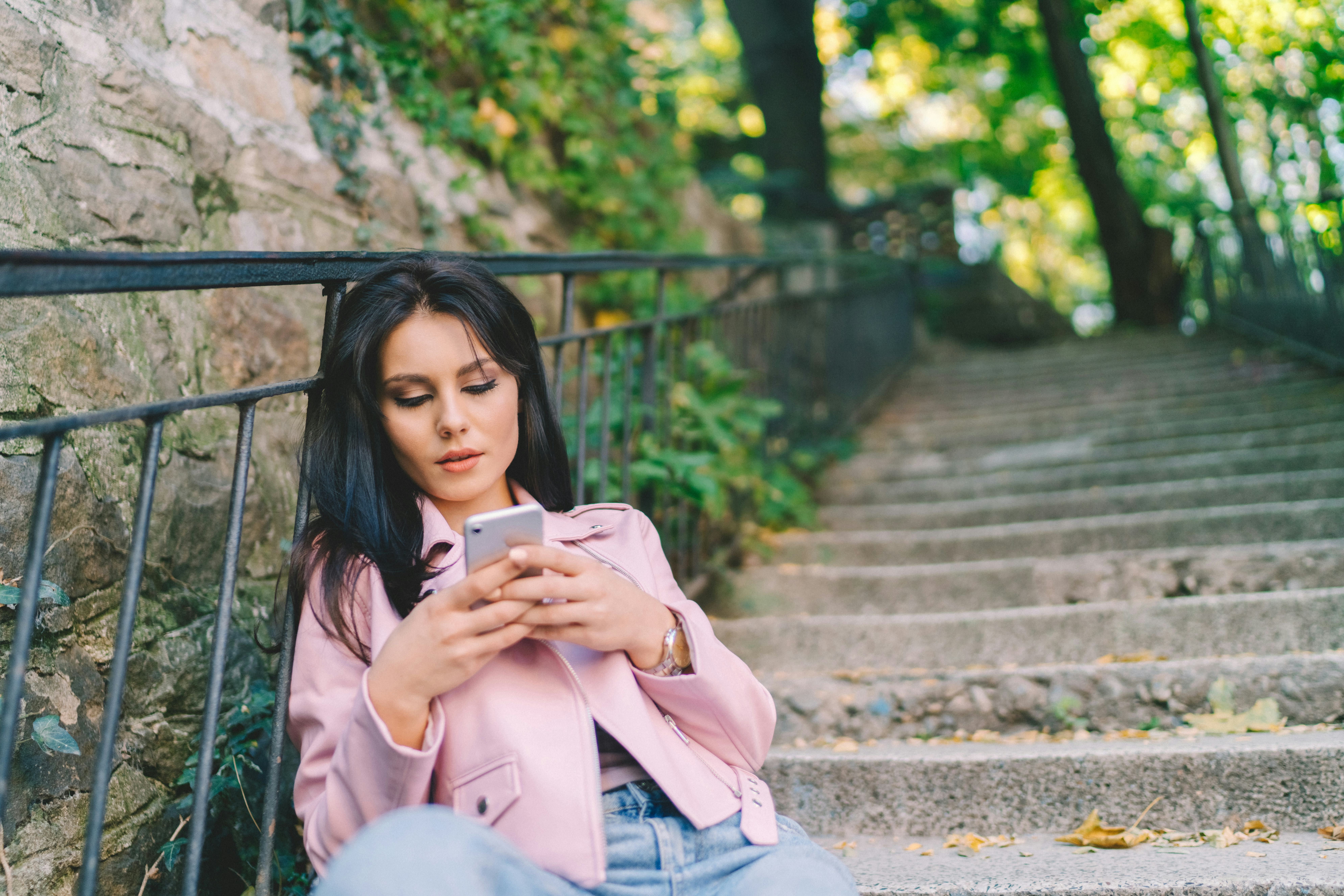 How To Tell If A Guy Is Mad At You Through Text: 7 Signs