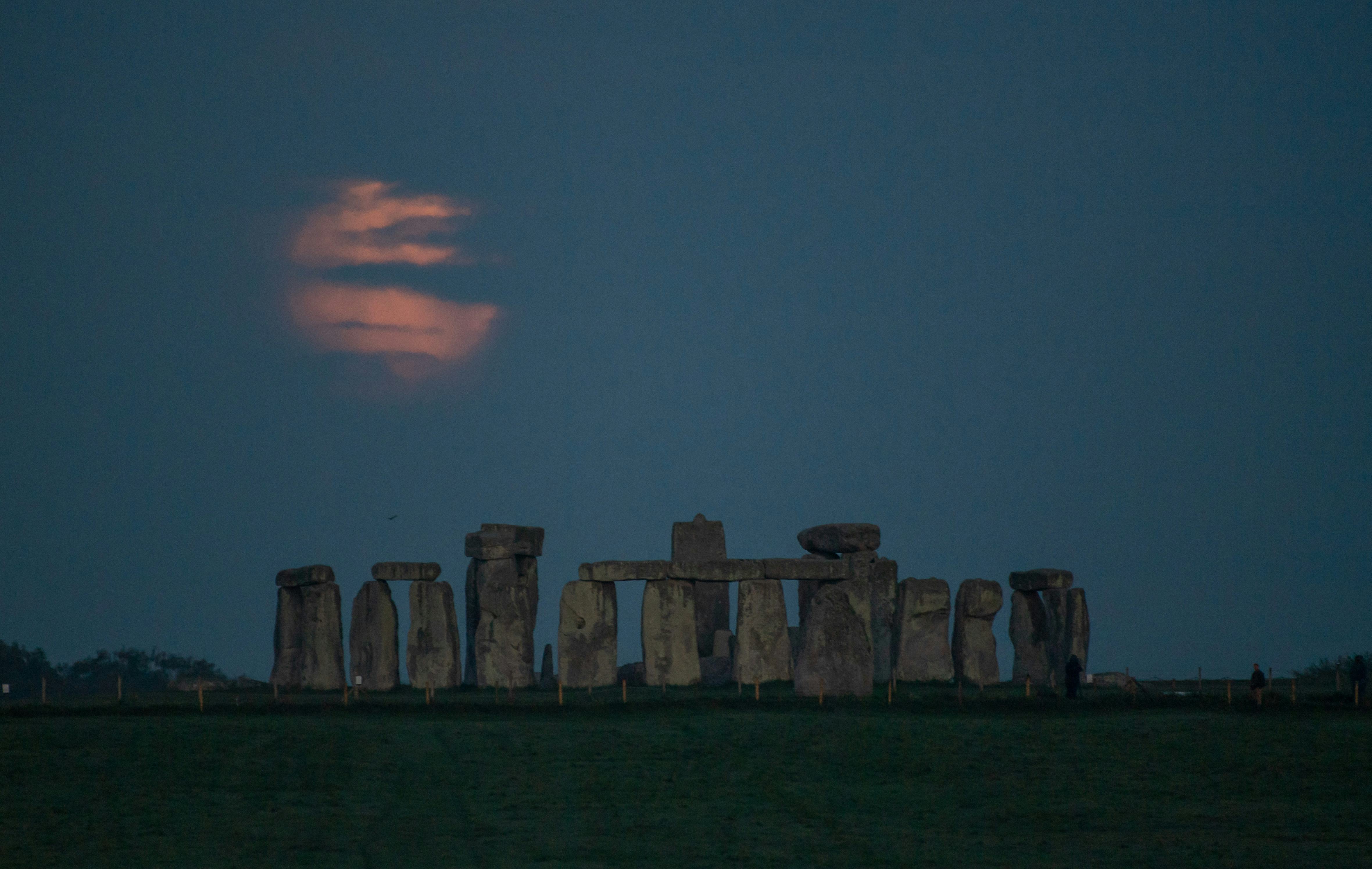 Stonehenge: Travelers who love ancient legends should visit this ...