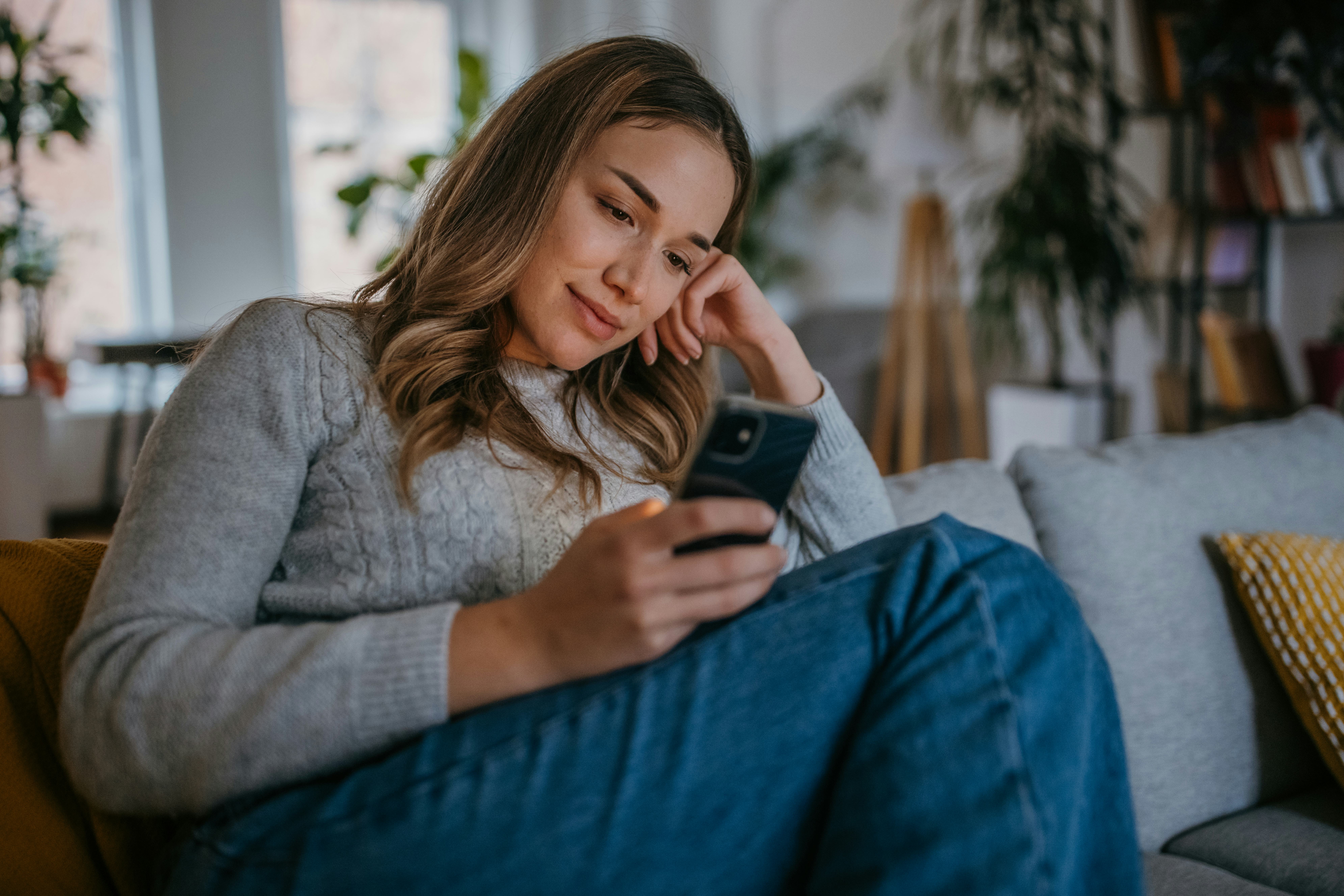 How To Restart A Conversation With Your Crush, According To Experts