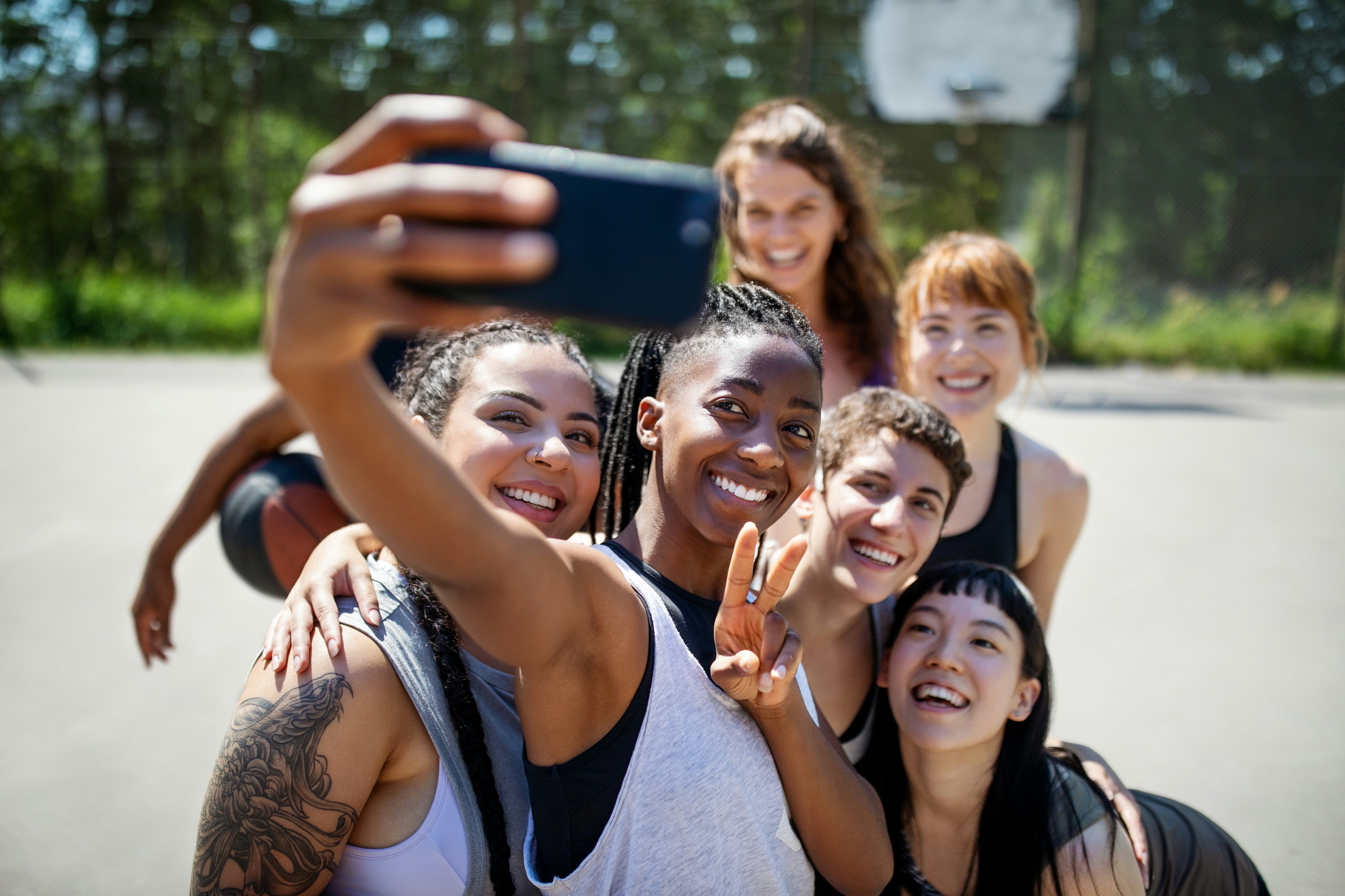 75 Group Chat Names For 6 Best Friends Who Make The Perfect 6-Pack