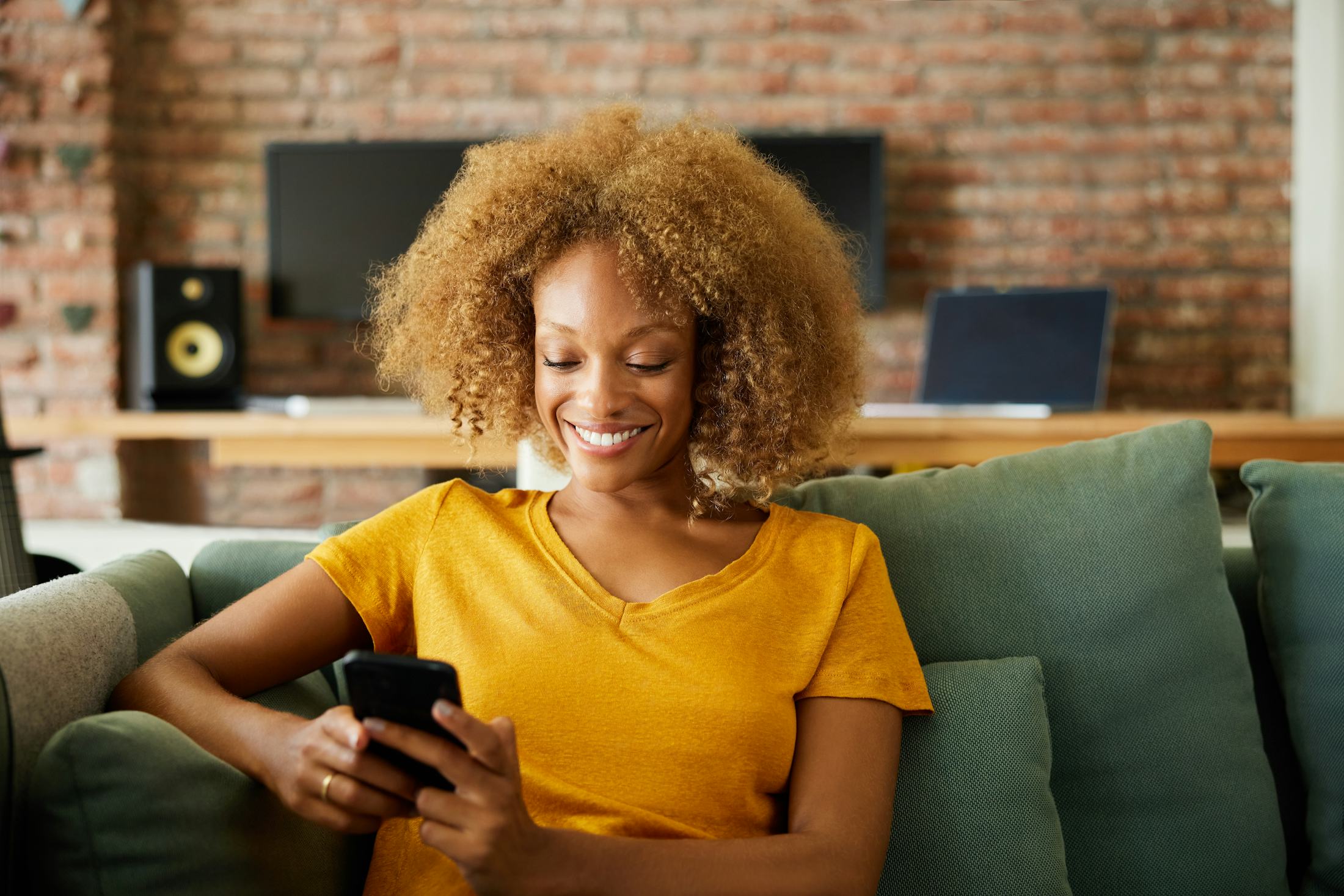 Dating App Tips For Finding A Relationship, According To Experts