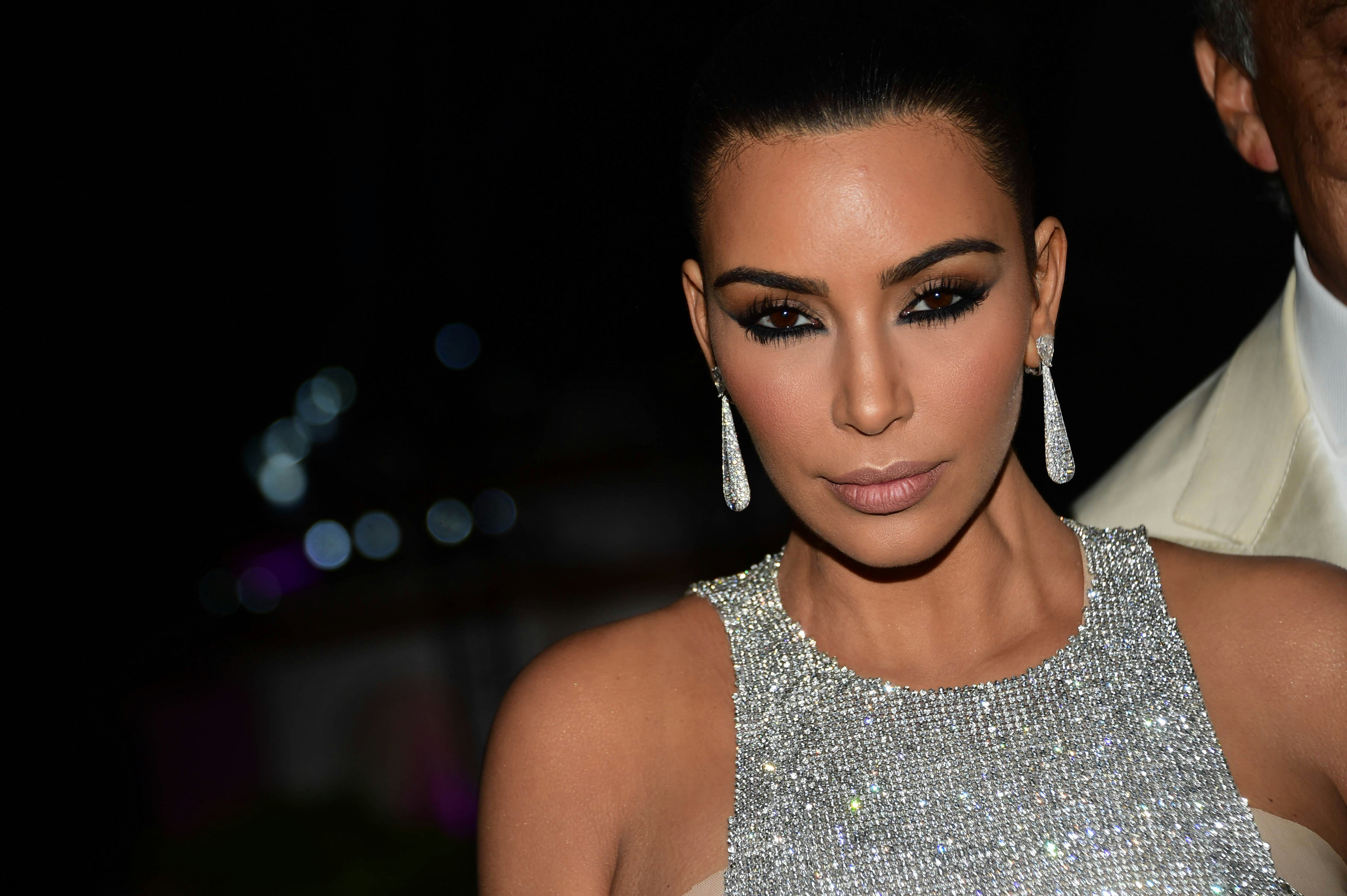 The Reverse Cat Eye Is A Flawless Smoky Makeup Look For Fall