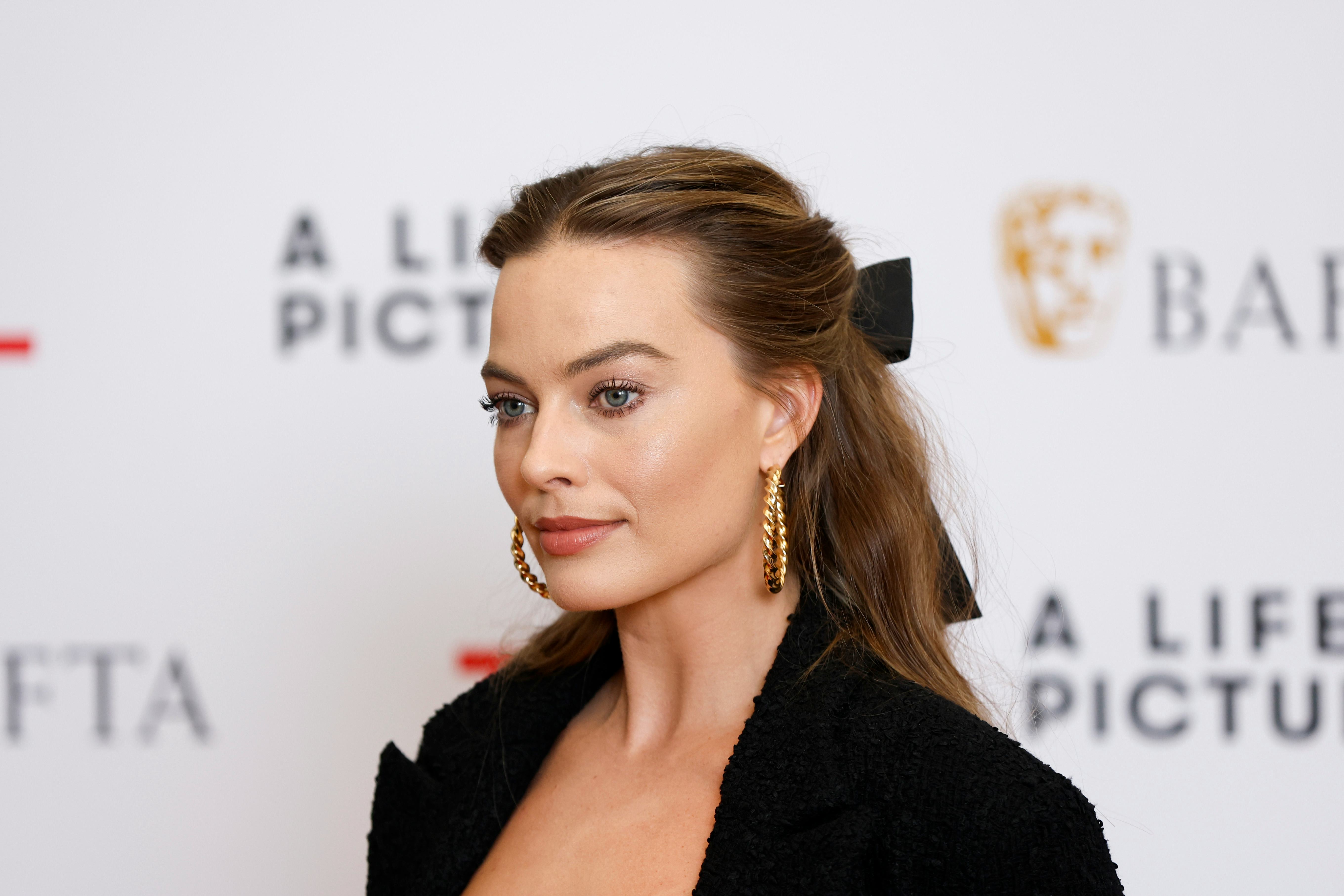 Margot Robbie's Hair Bow Is The Sweetest Holiday Party Accessory