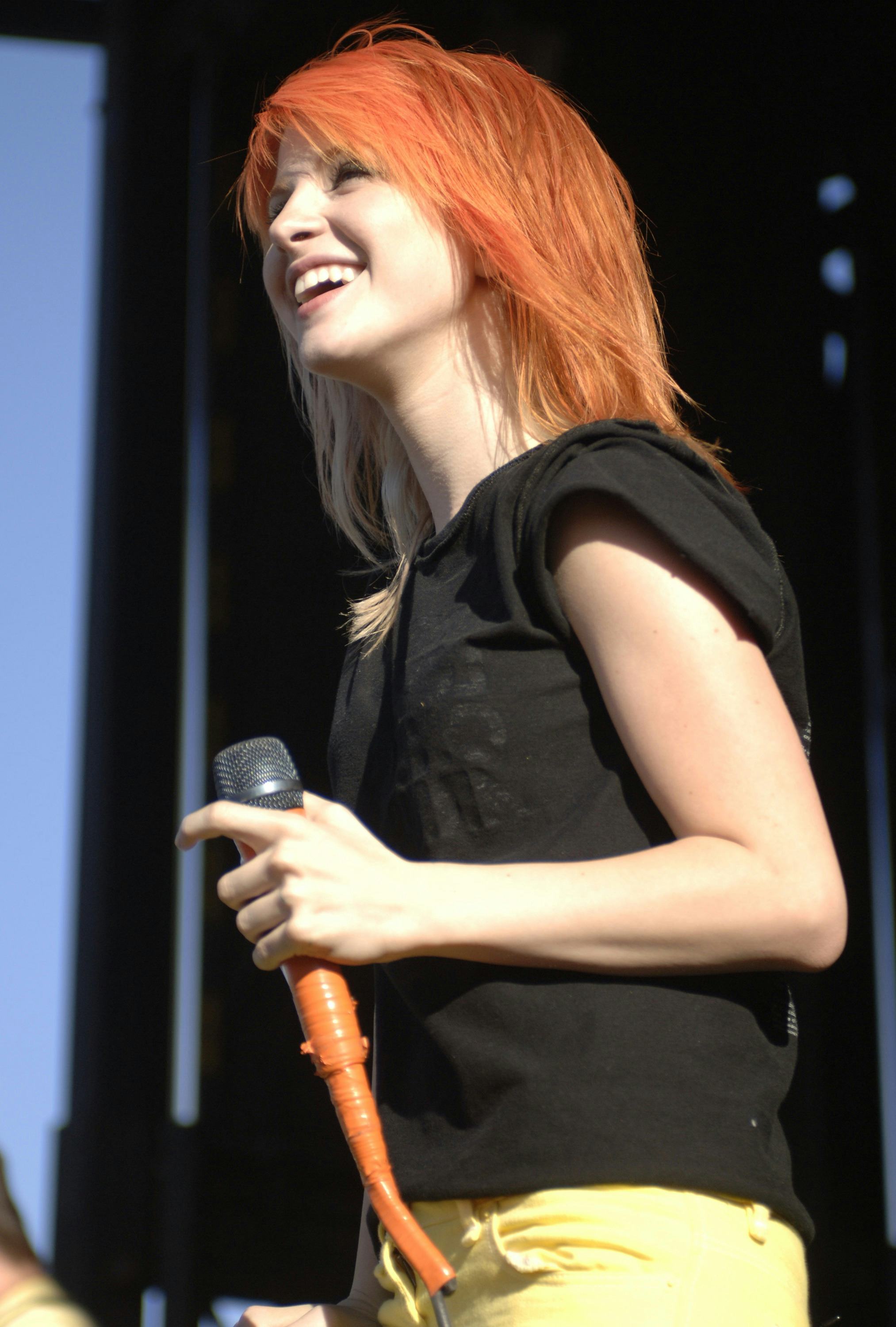 Paramore Singer Hayley Williams On Her Iconic Hair, New Tour Looks, And ...