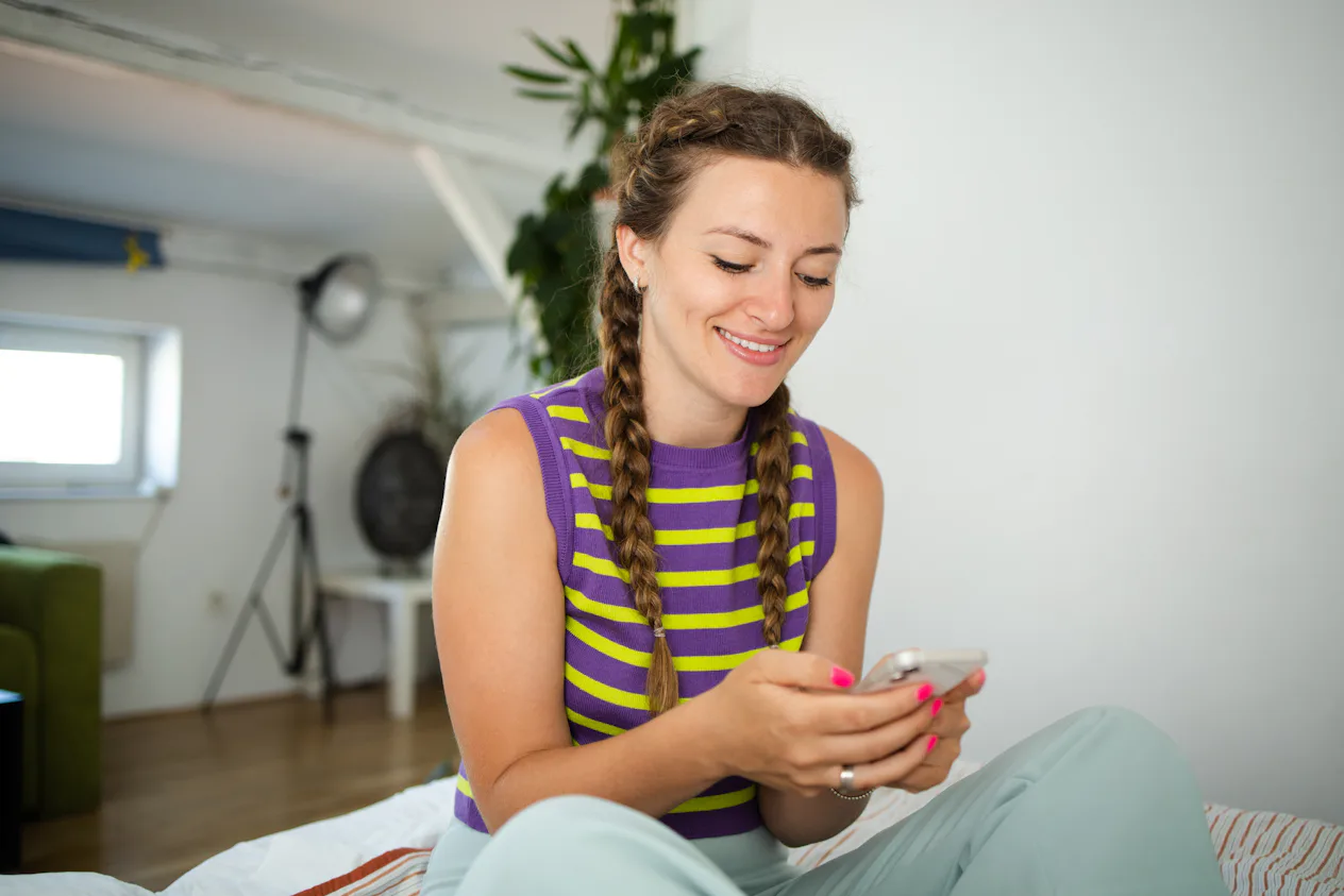 30 Flirty Texts To Send Someone Who's At Work