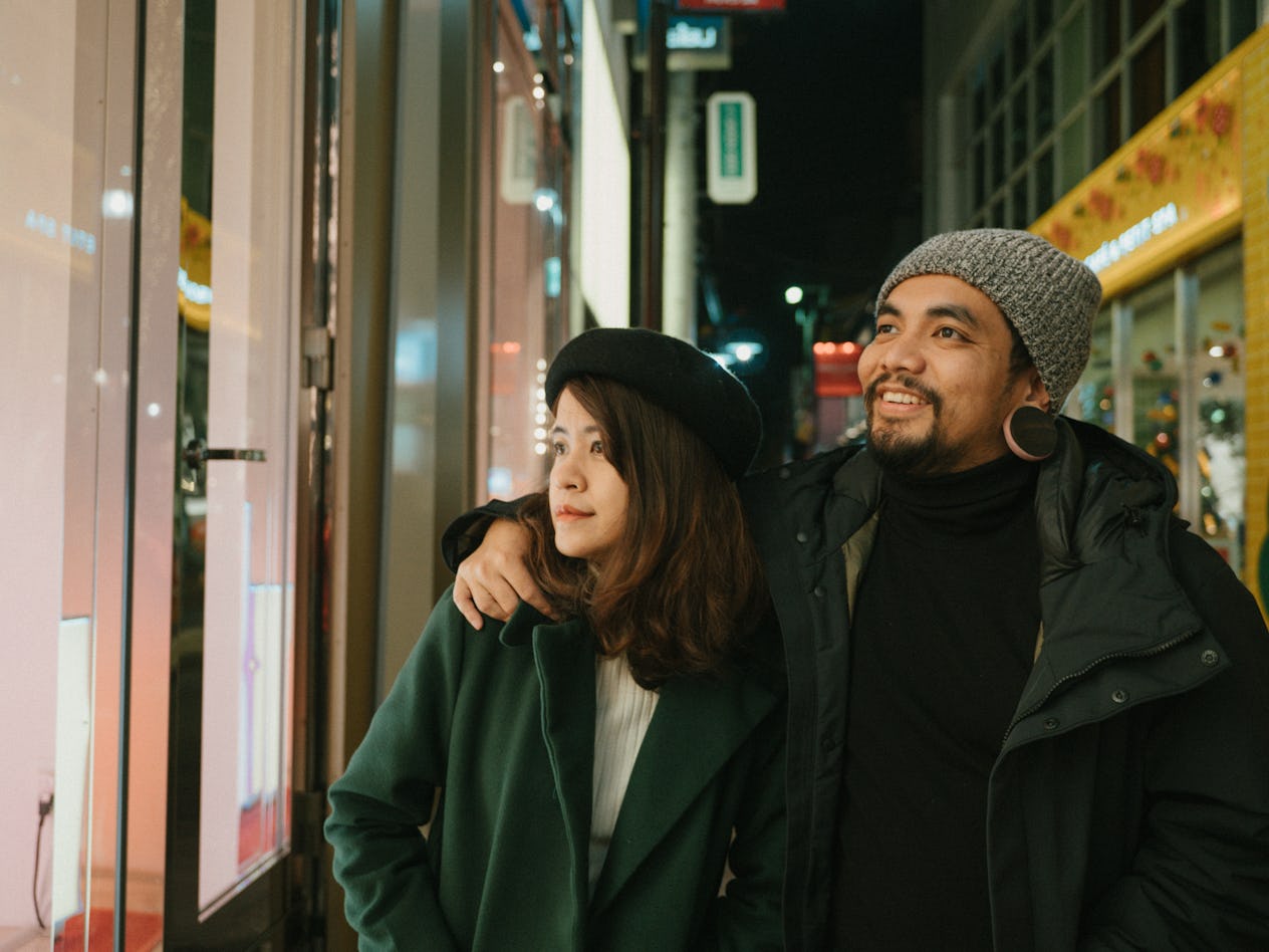 10 Cute Holiday Date Ideas That Bring All The Festive Feels