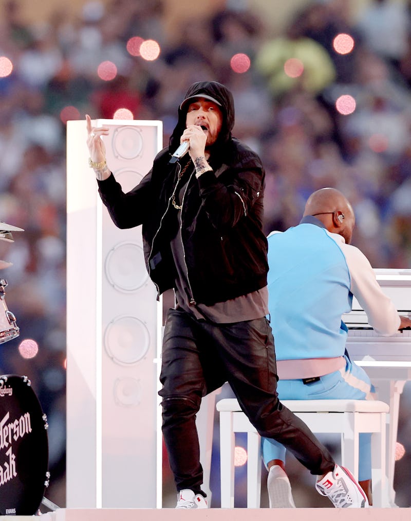 Eminem Kneeled At The Super Bowl Halftime Show & Paid Tribute To Colin ...