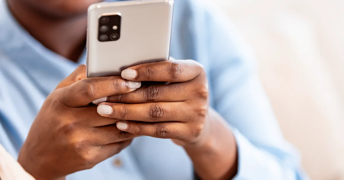 How To Text Your Boss In An Emergency According To Experts how-to-text-your-boss-in-an-emergency-according-to-experts