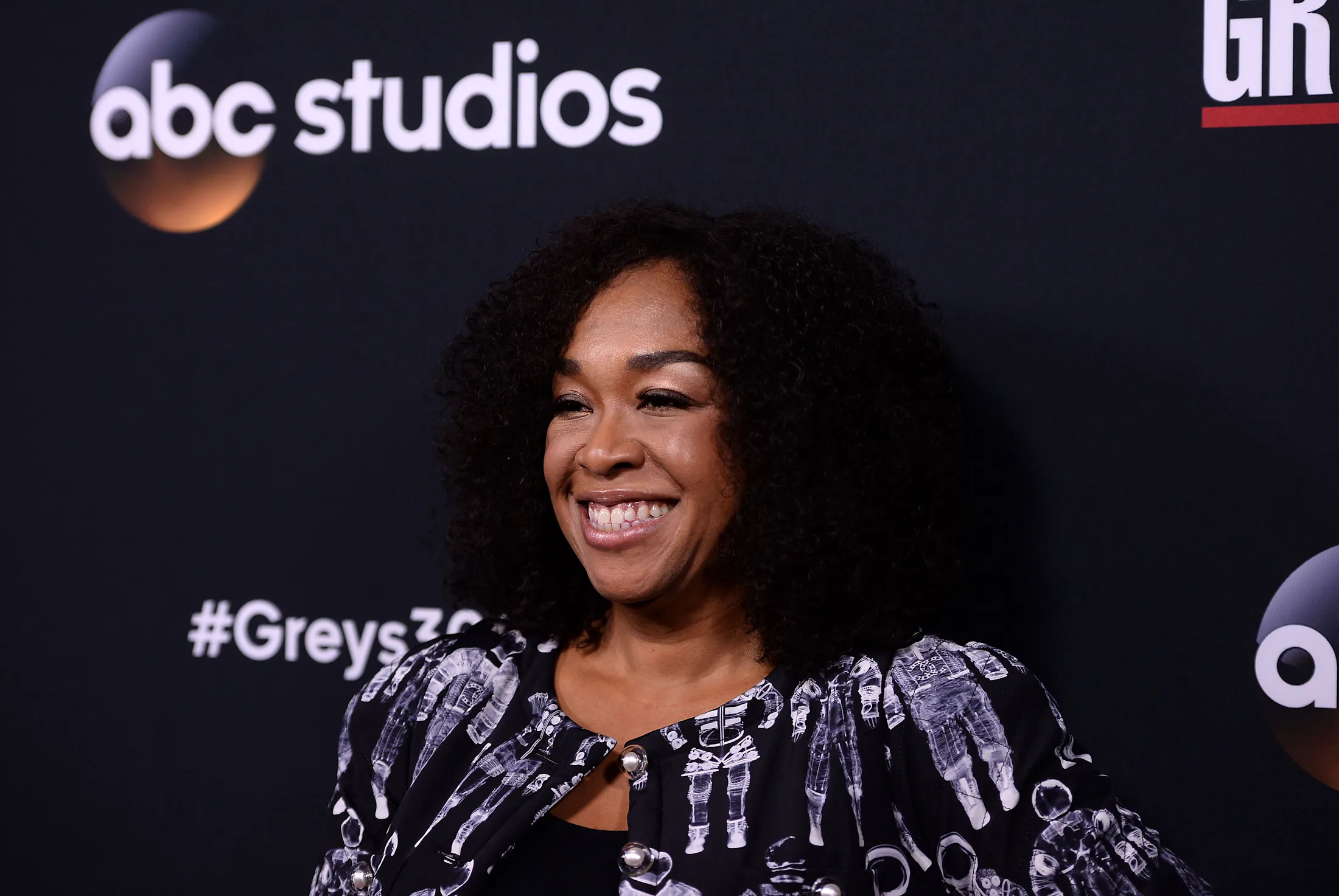 Shonda Rhimes' Net Worth: 'Grey's Anatomy' & 'Bridgerton' EP Makes Up ...
