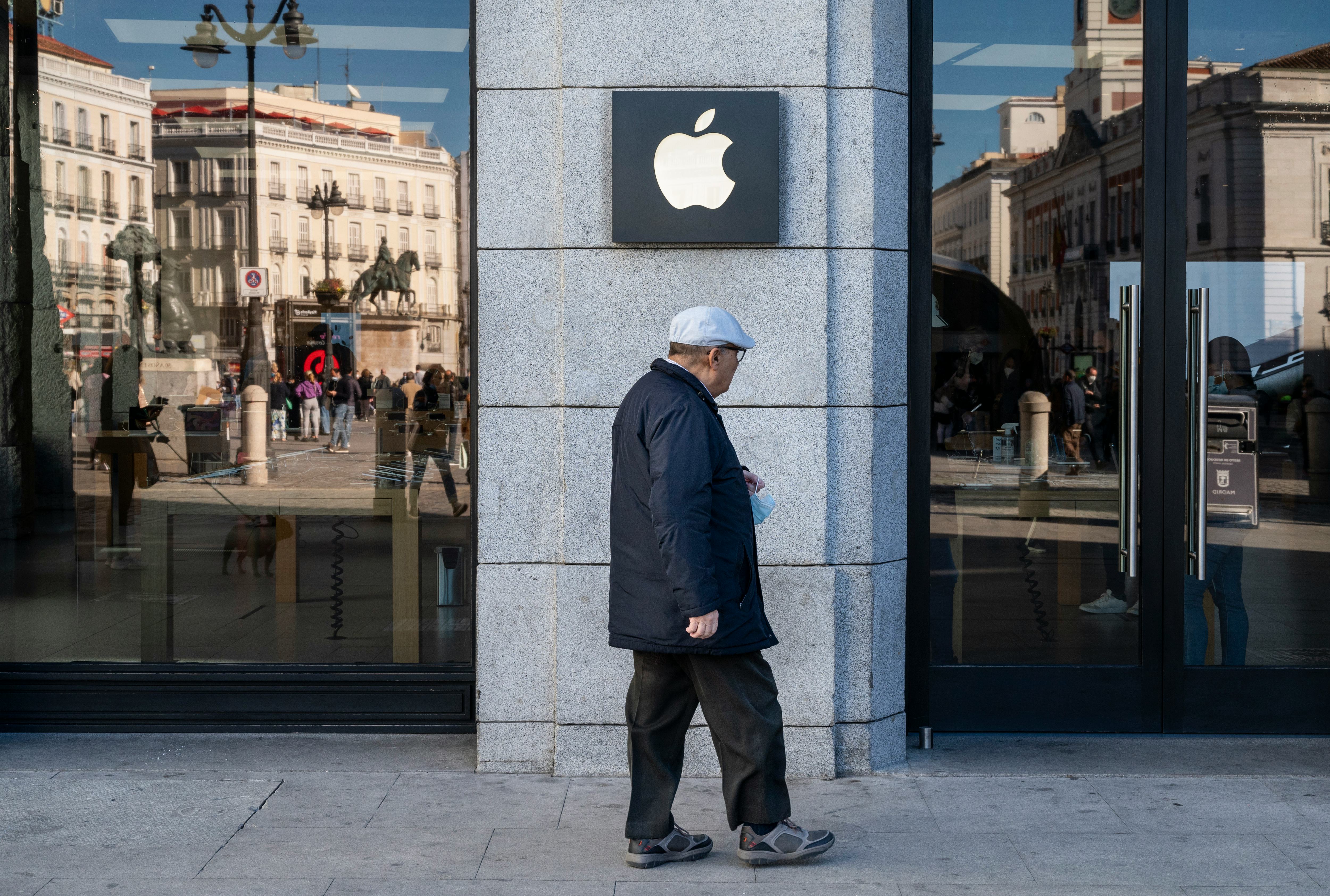 Apple retail workers file for company’s first ever union election