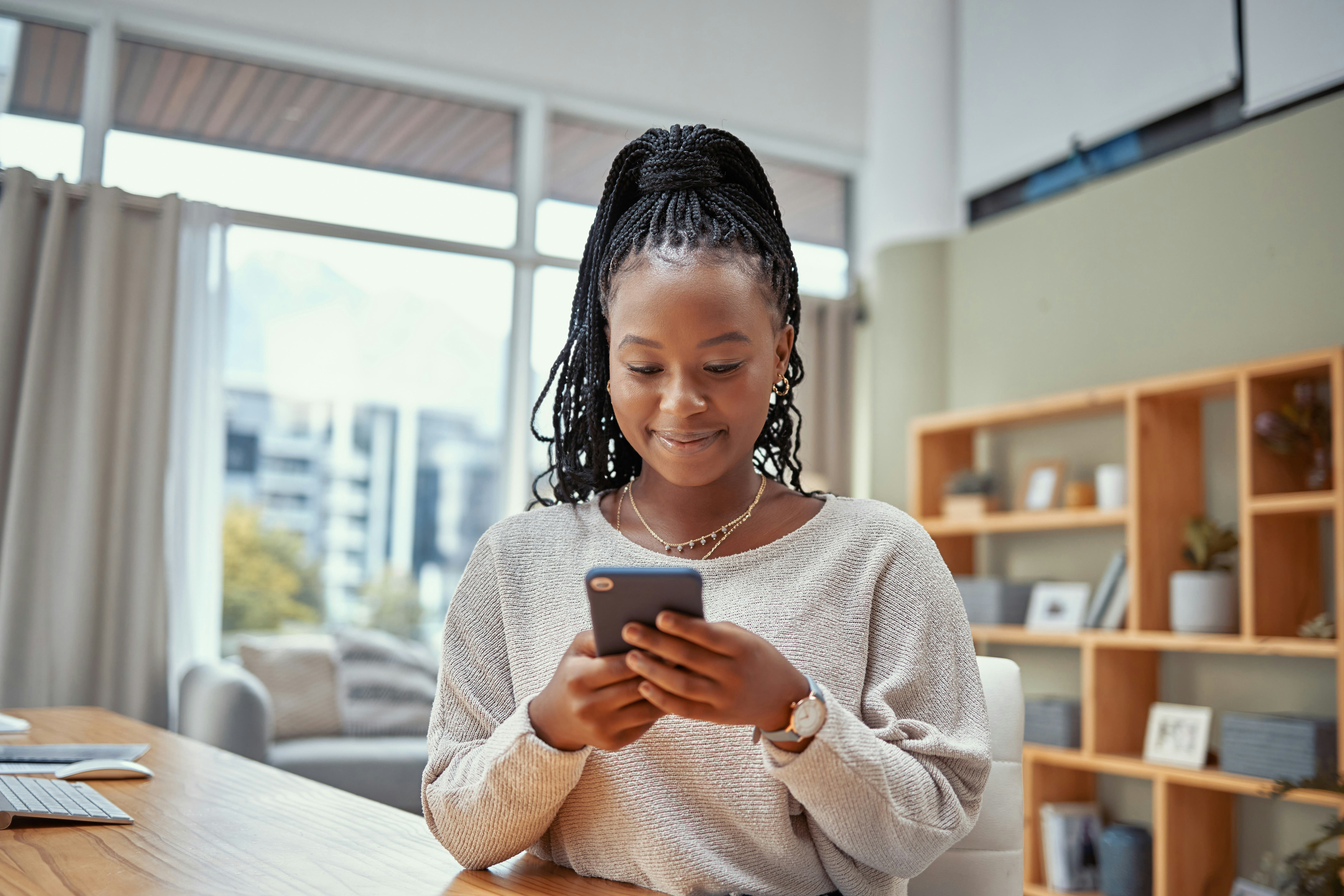 “Should I Text My Girlfriend Every Day?” — Experts Weigh In