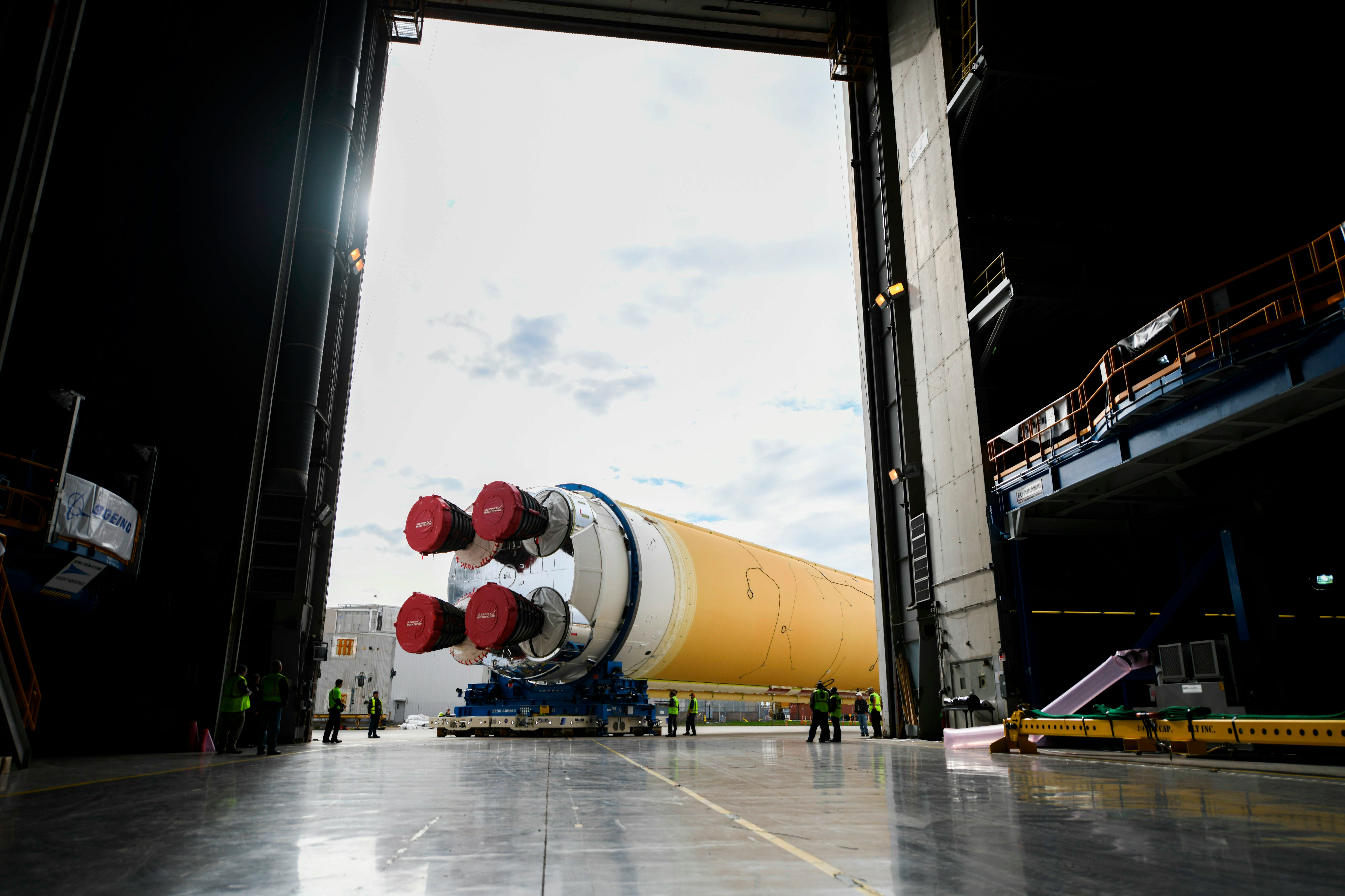 Artemis SLS rolls out again and more: Understand the world through 7 images