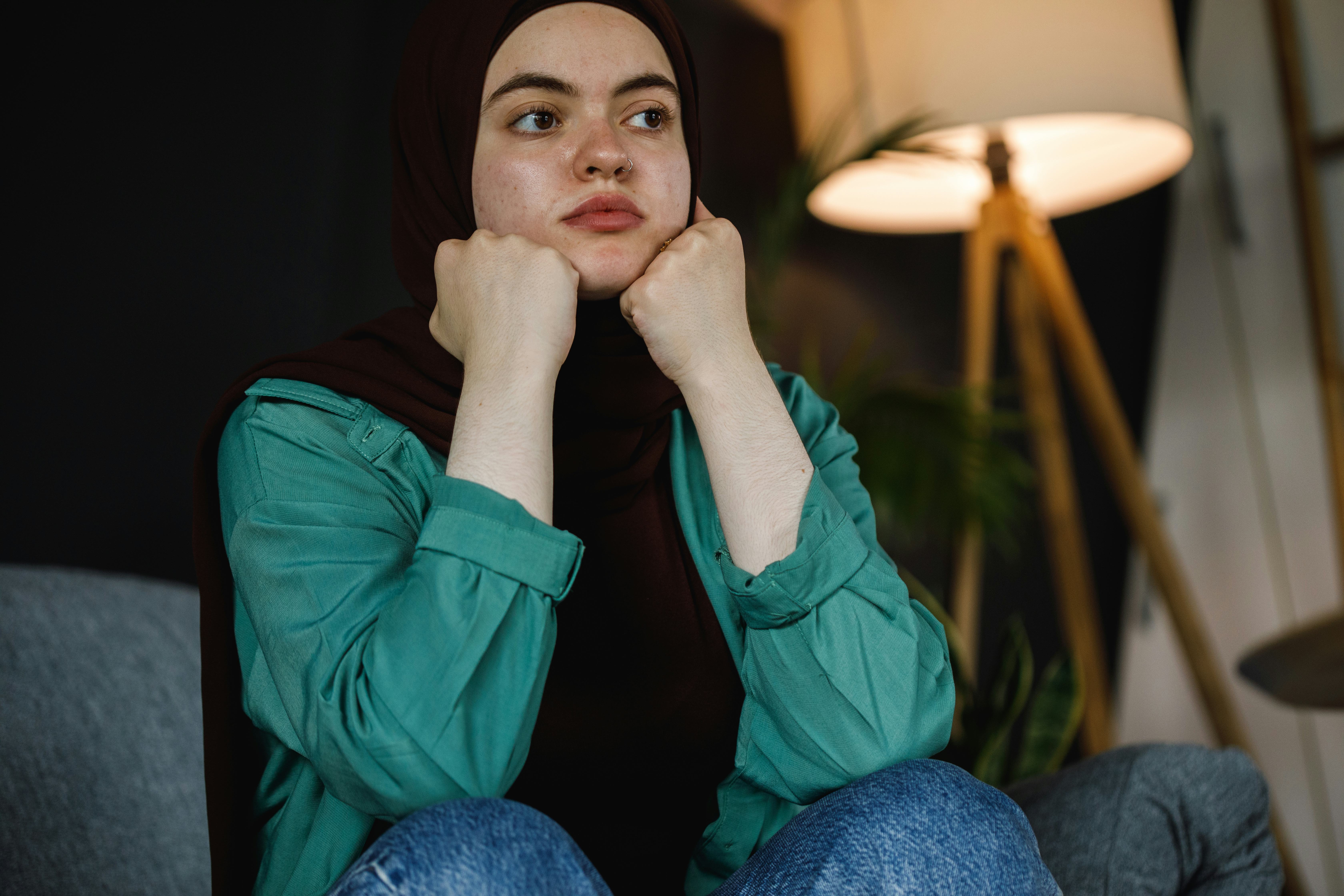 What Falling Out Of Love Feels Like, According To Experts