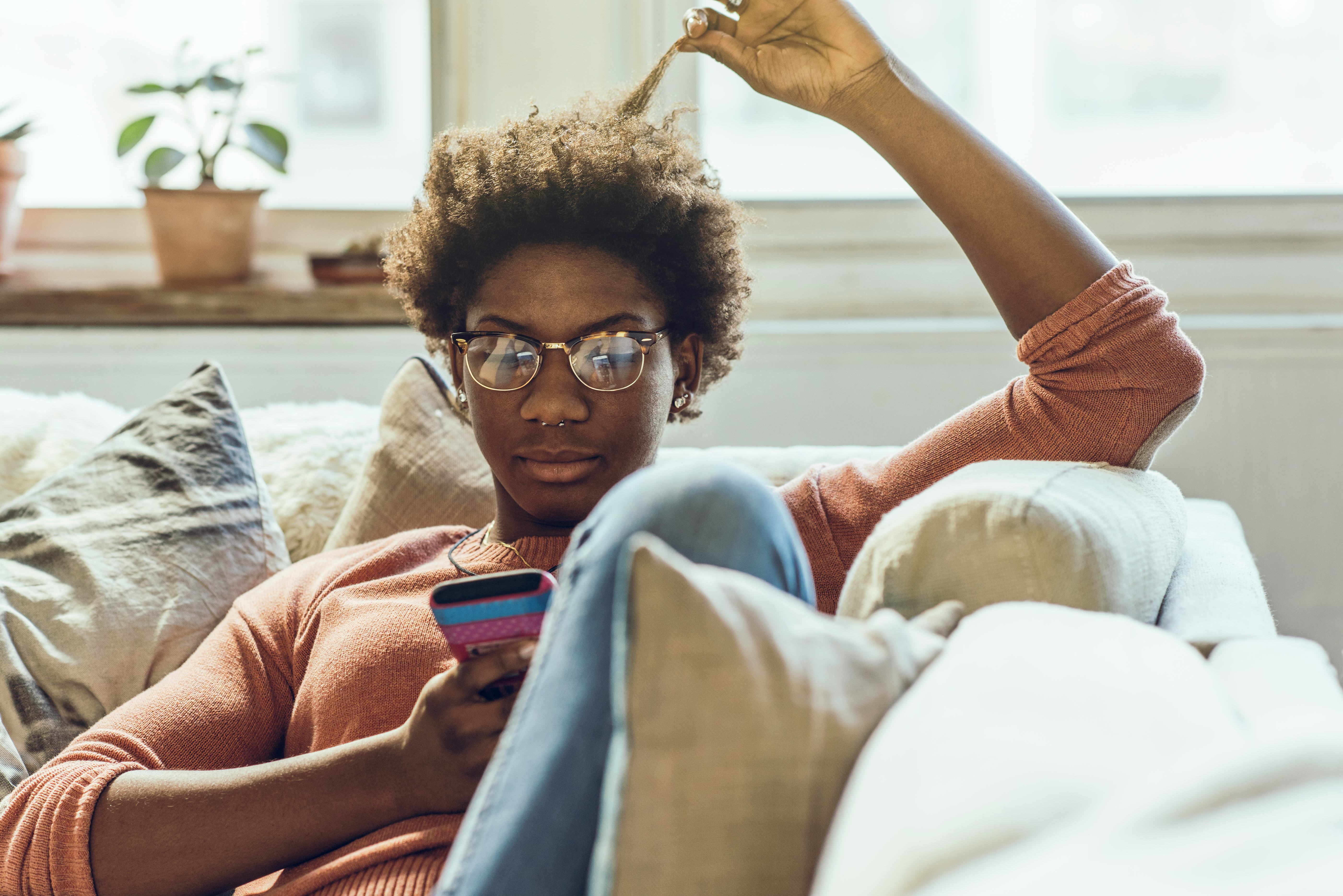 What Is Benching? Here’s Why It Can Be Worse Than Getting Ghosted