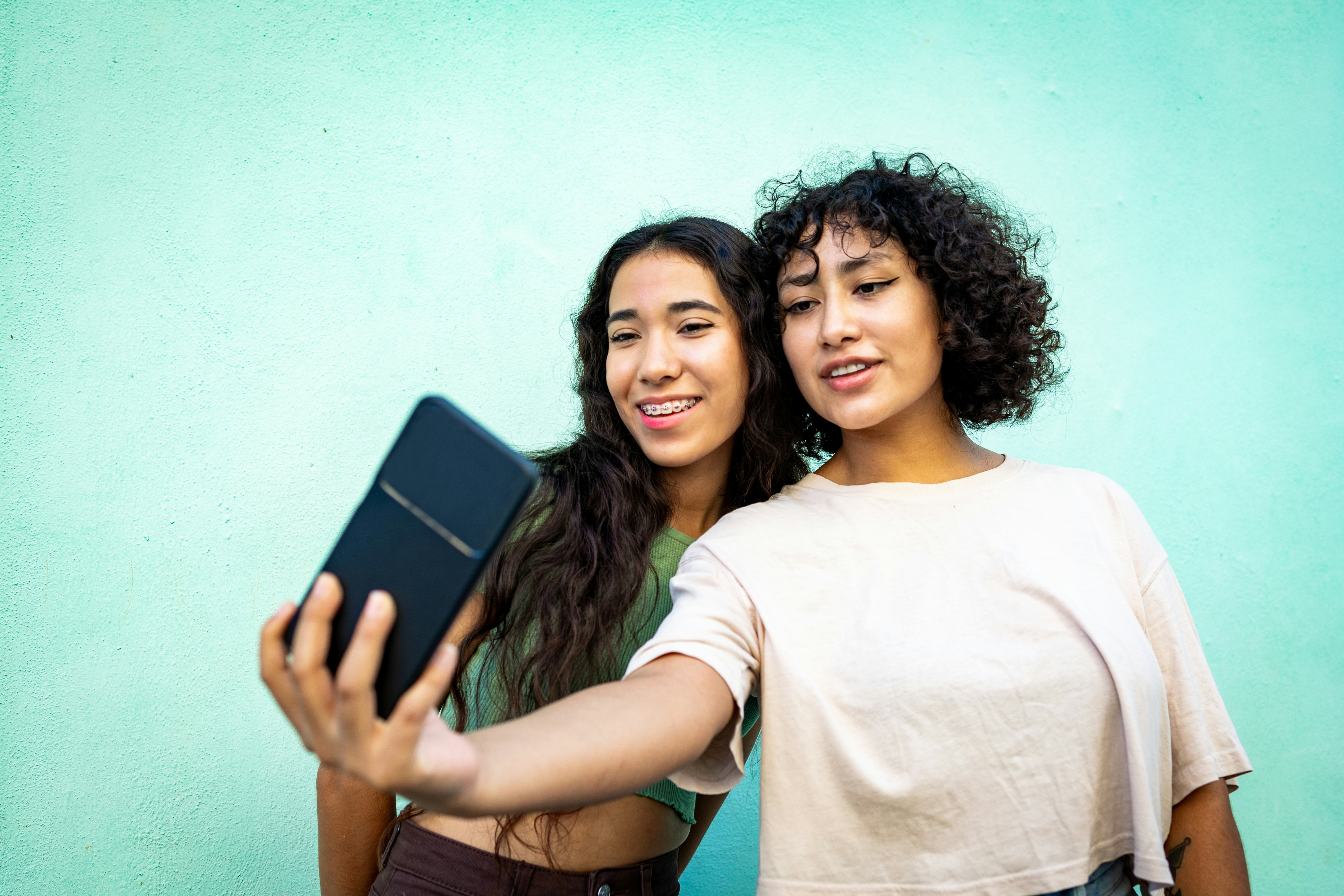 How Attachment Styles Affect Friendships, According To Mental Health ...