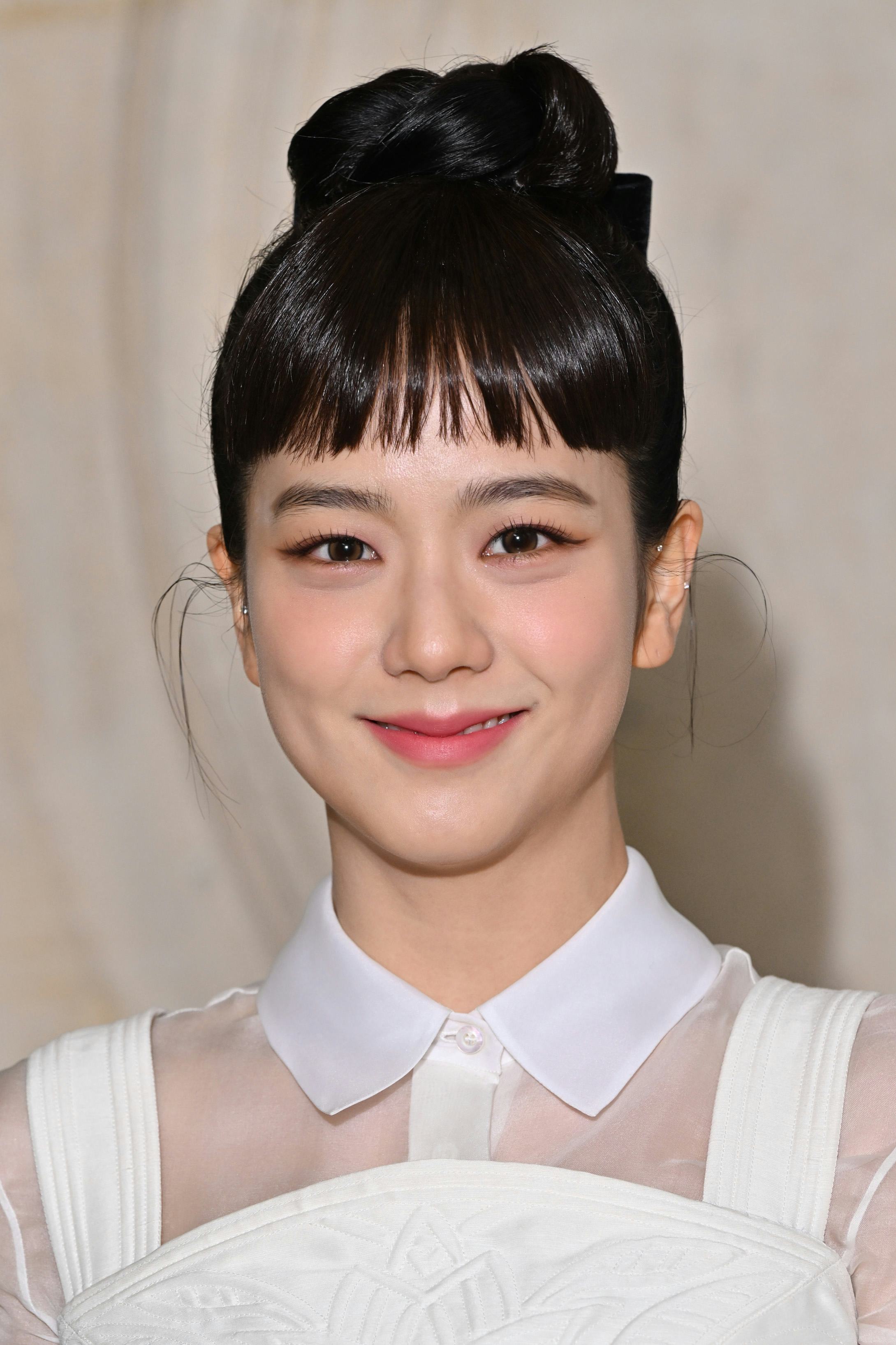 Jisoo's Micro-Bangs Are The Chicest Set Since Audrey Hepburn's