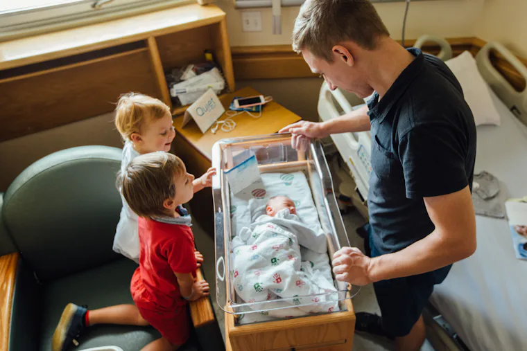 How To Involve Older Children In Your Baby's Birth, According To Doulas