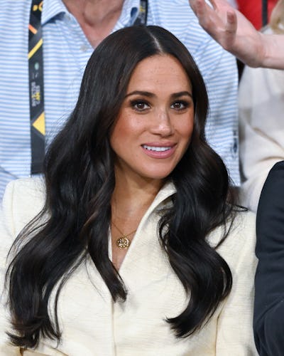 Meghan Markles Dark Red Hair And Long Layers Are Wildly Glamorous