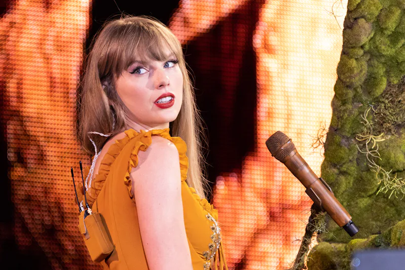 Taylor Swift Yells At Security To Defend A Fan & Then Gifts Her Tour ...