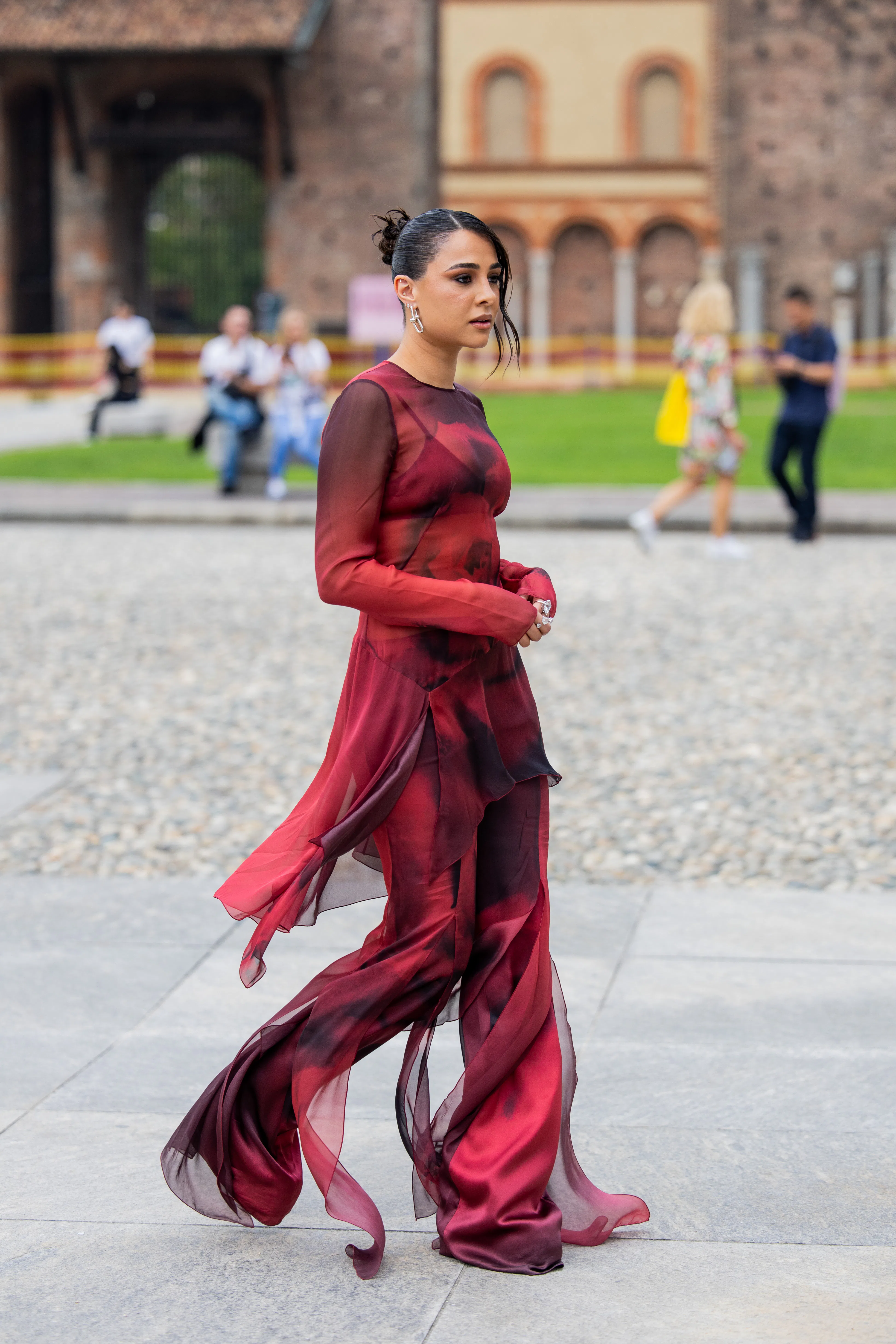 Side-Part Hairstyles Are The Top Beauty Trend From The Streets Of Milan ...