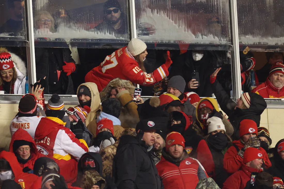 Taylor Swift Gifted A Fan Her Scarf At A Kansas City Chiefs Game