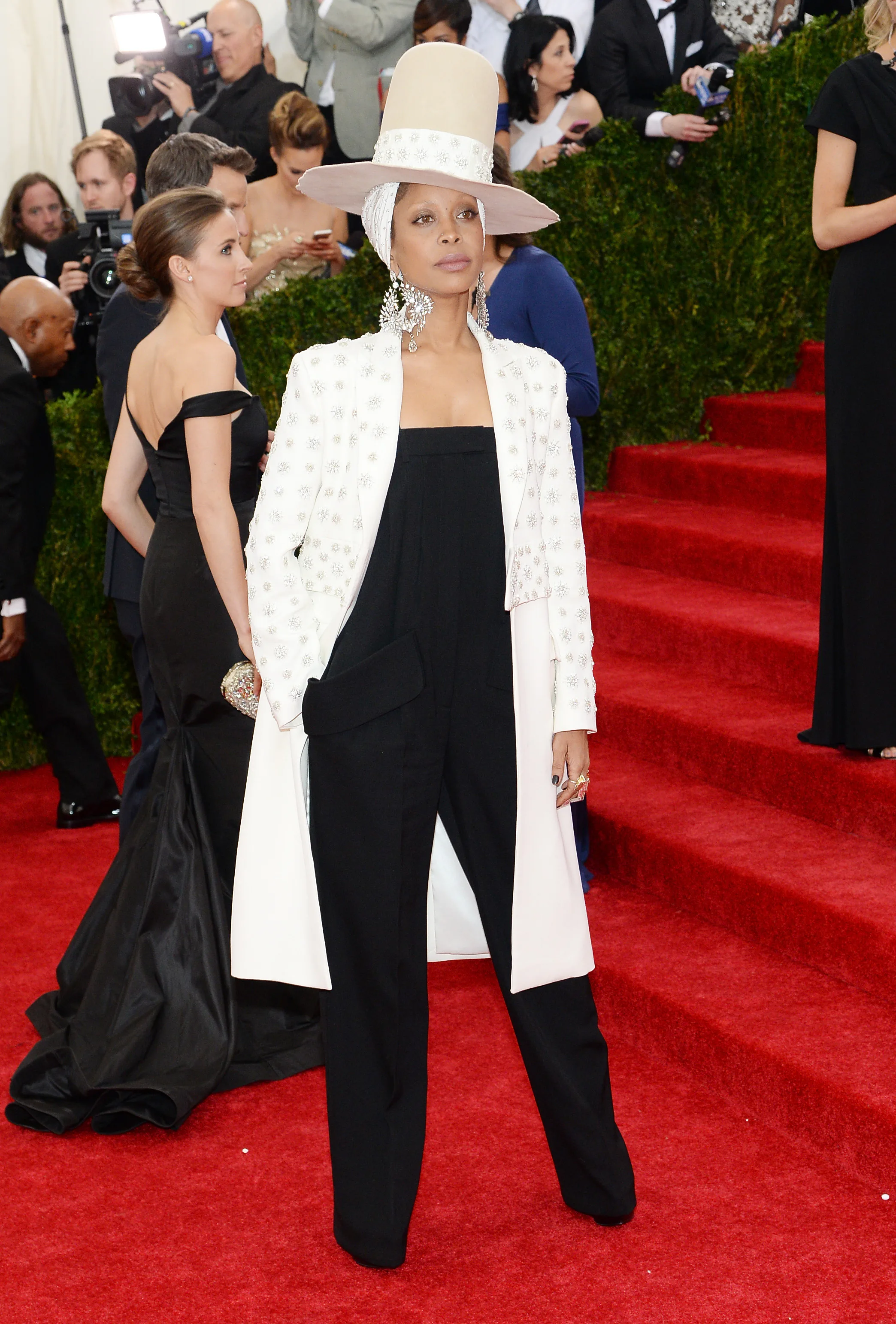 Erykah Badu's Best Red Carpet Moments Prove She's a True "Fashion Icon"