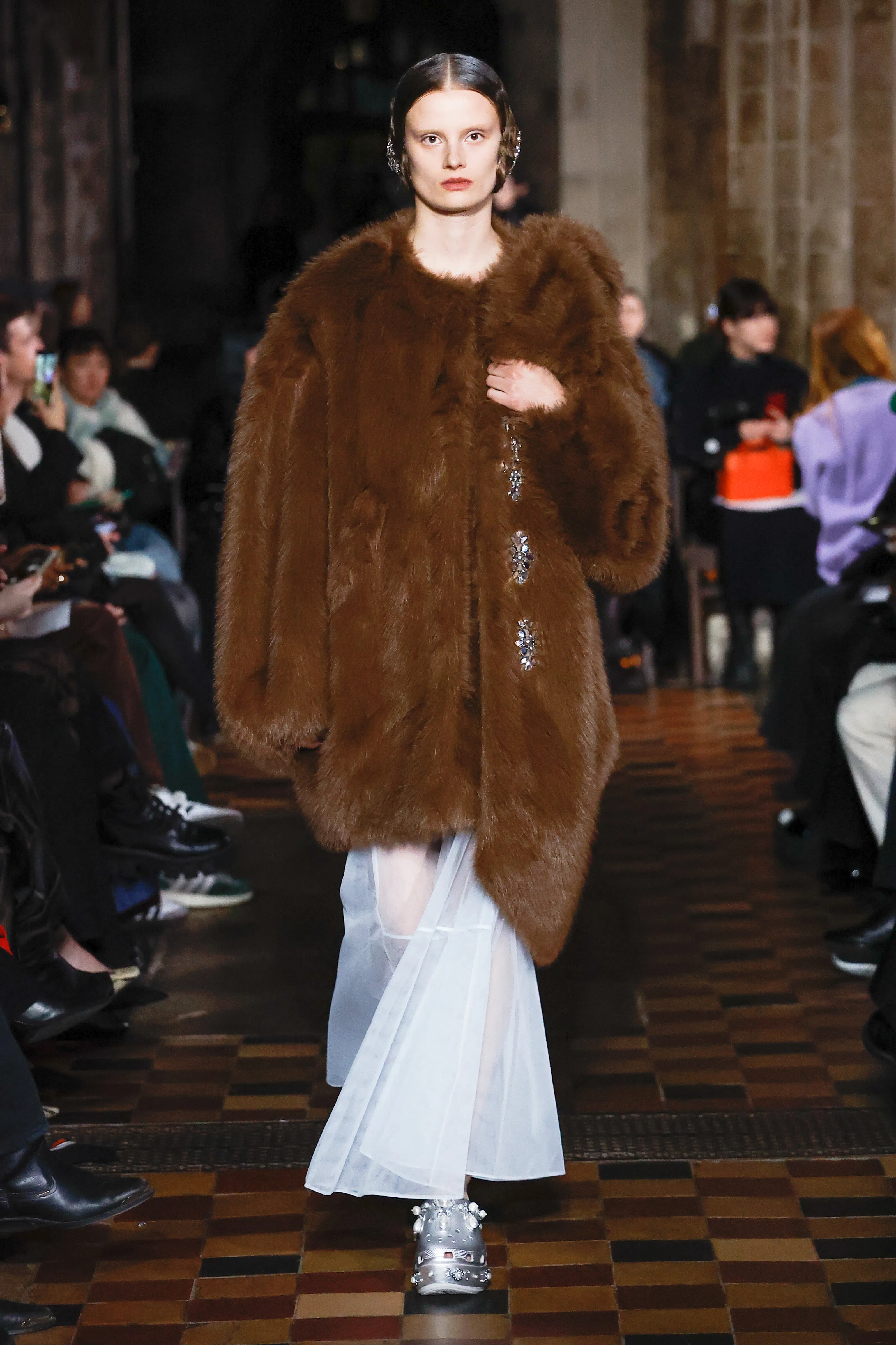 Simone Rocha’s Fall/Winter 2024 Show Ties A Bow On Romantic Style
