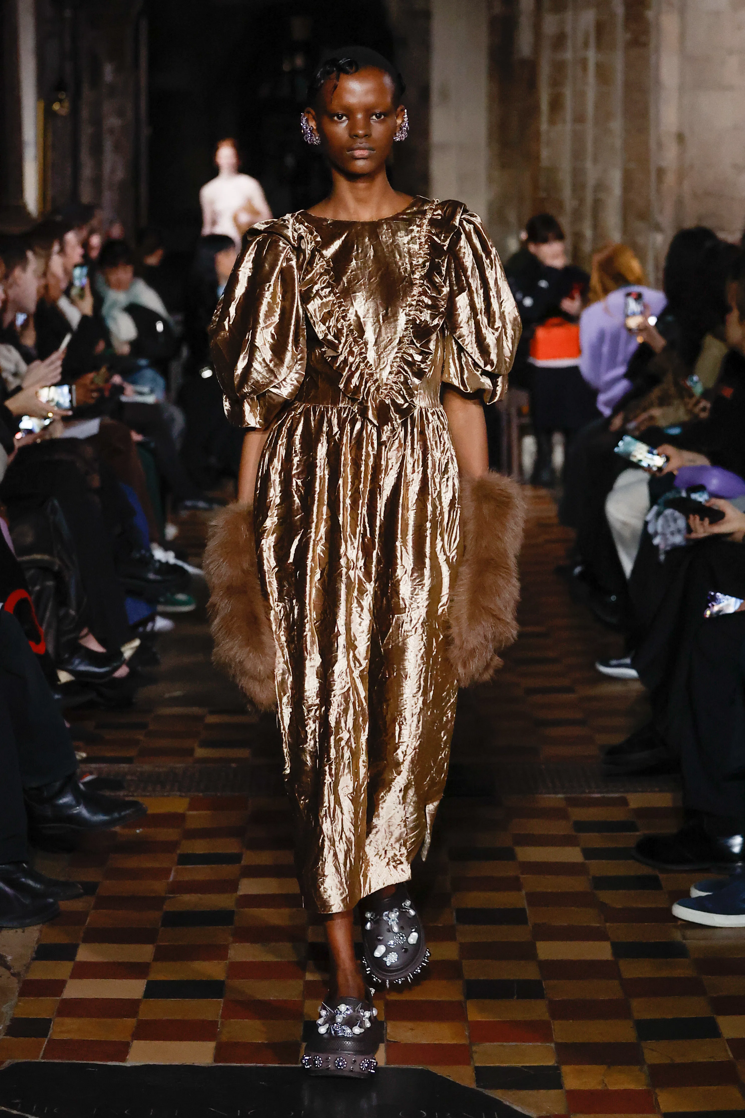 Simone Rocha’s Fall/Winter 2024 Show Ties A Bow On Romantic Style
